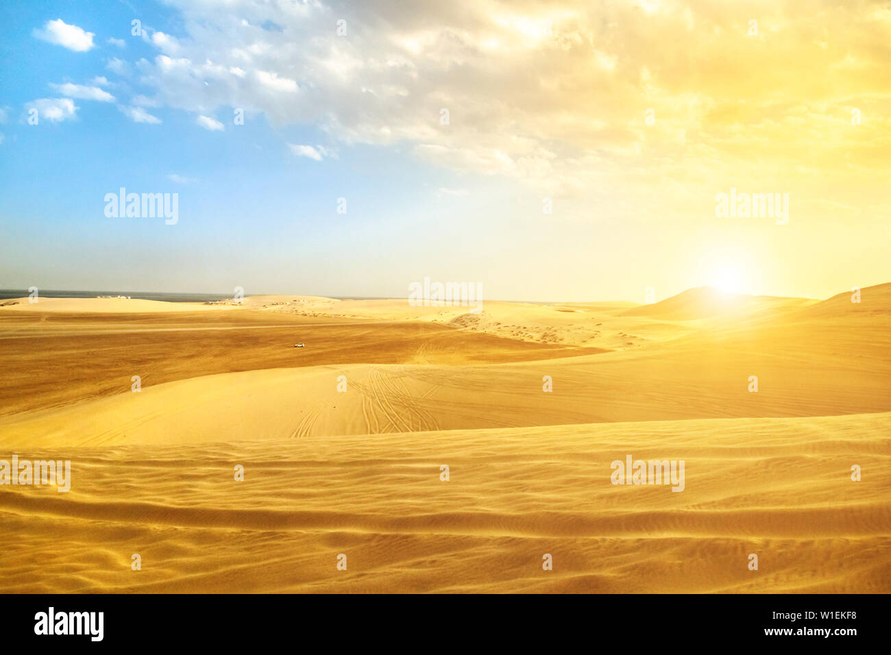 Paysage désertique de dunes de sable au coucher du soleil près de Qatar ...