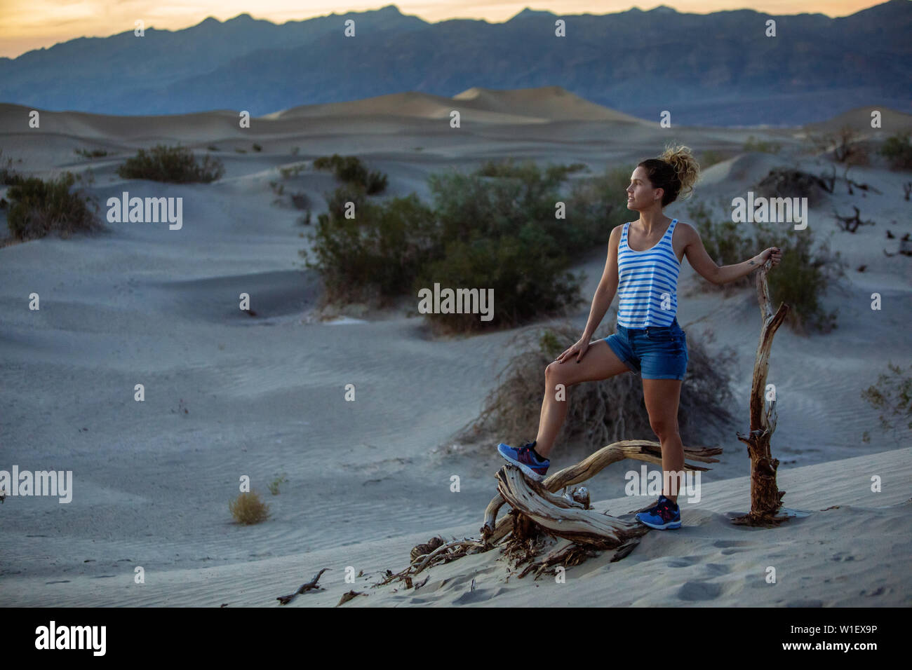 Femme dunes de sable Banque de photographies et d’images à haute ...