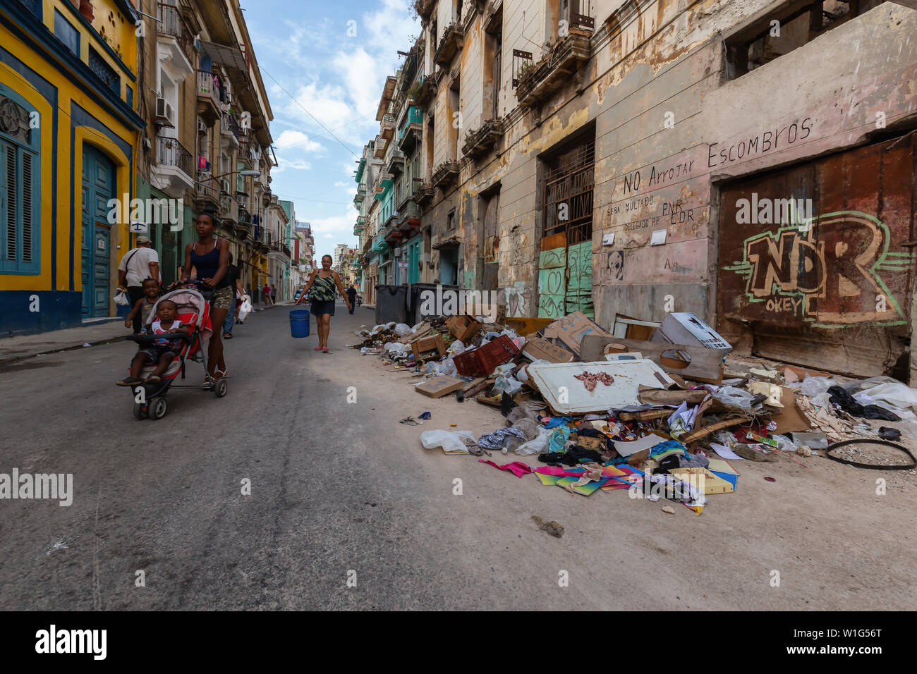 La Havane, Cuba - 14 mai 2019 : Pose des ordures dans les rues de ...