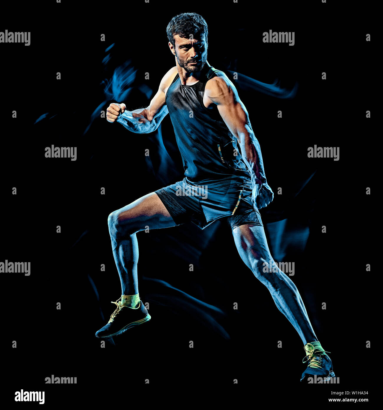 Un homme de race blanche player exercice fitness cardio-boxing combat ...