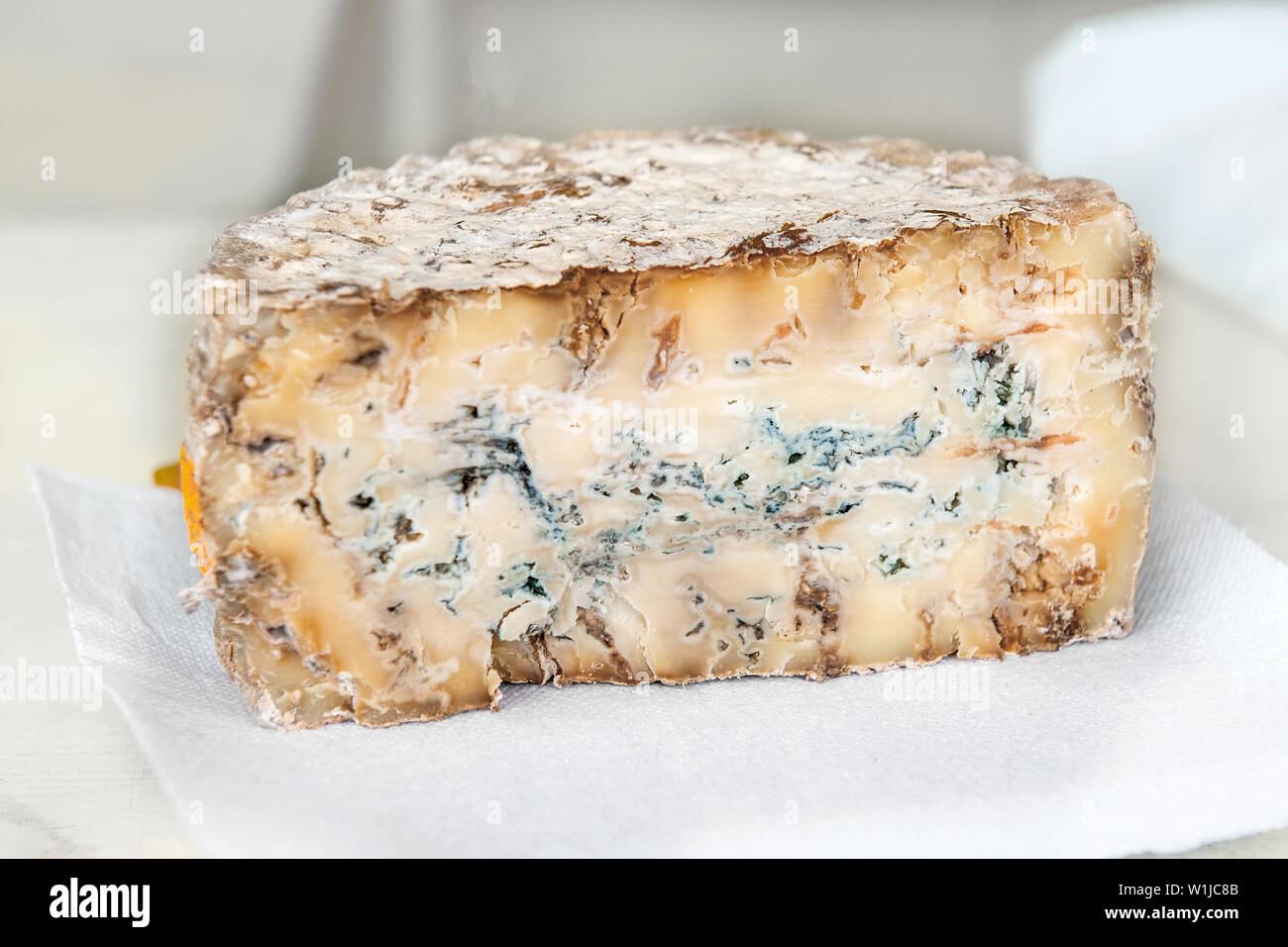 Une tranche de fromage stilton bleu de charcuterie sur un tableau blanc ...