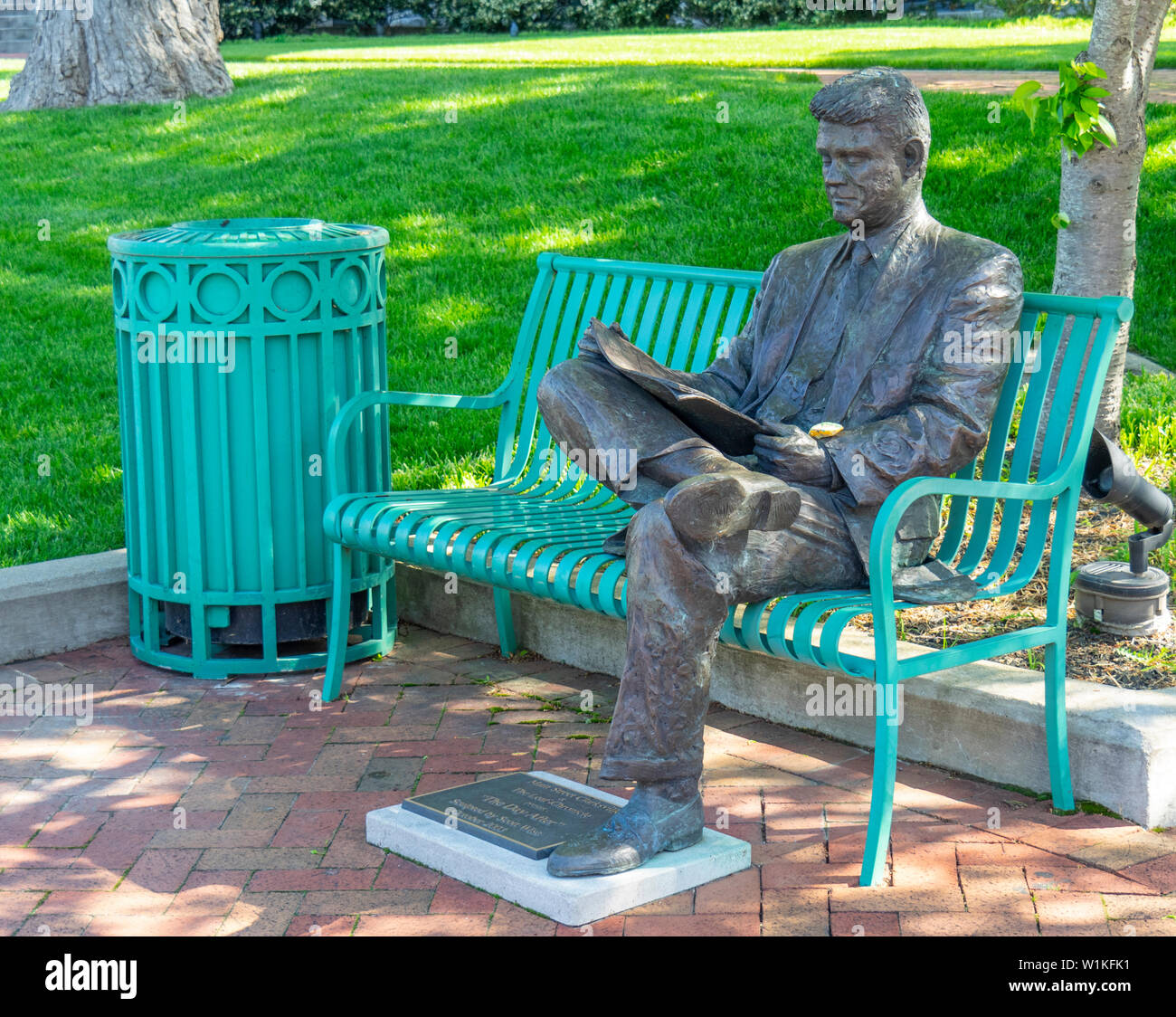 Sculpture en bronze, le jour suivant avec un homme assis sur un banc ...