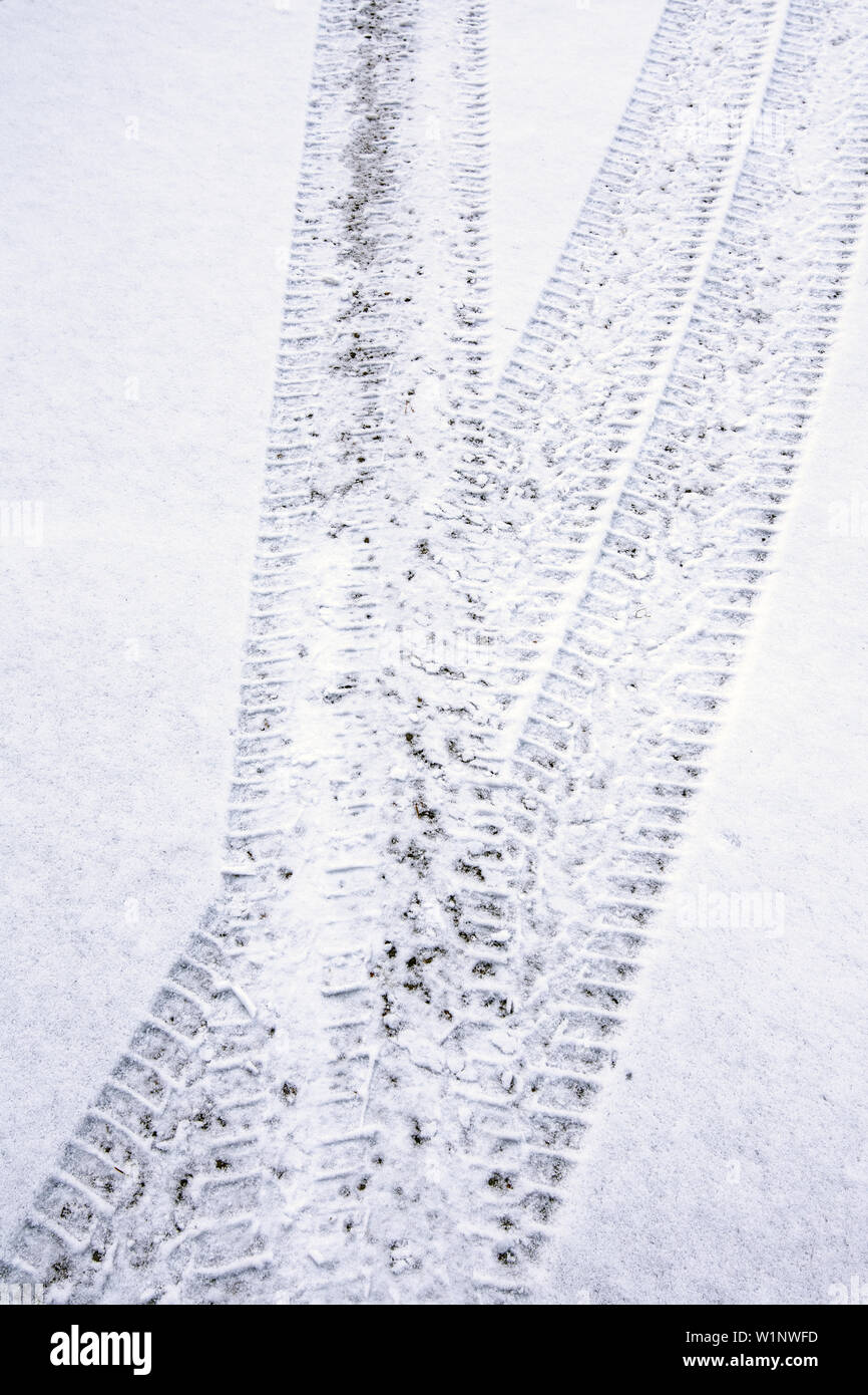 Traces de pneus dans la neige Banque de photographies et d’images à ...