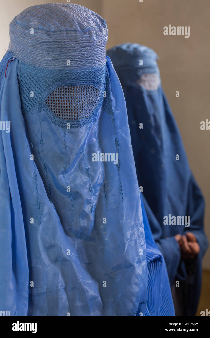 Burqa afghanistan blue Banque de photographies et d’images à haute ...