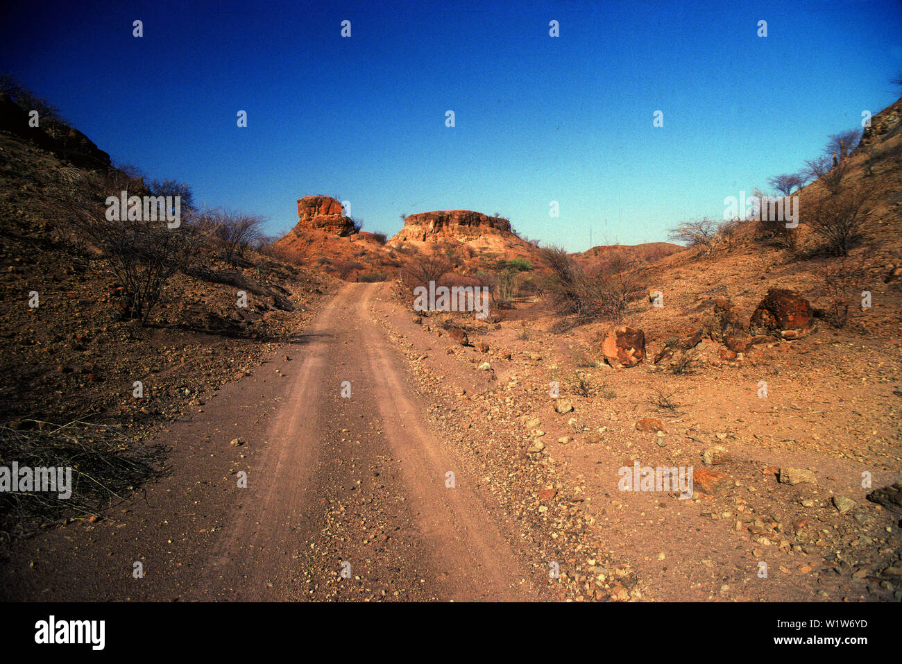 Route entre Kapedo et Lokori sur le chemin jusqu'au lac Turkana, au ...