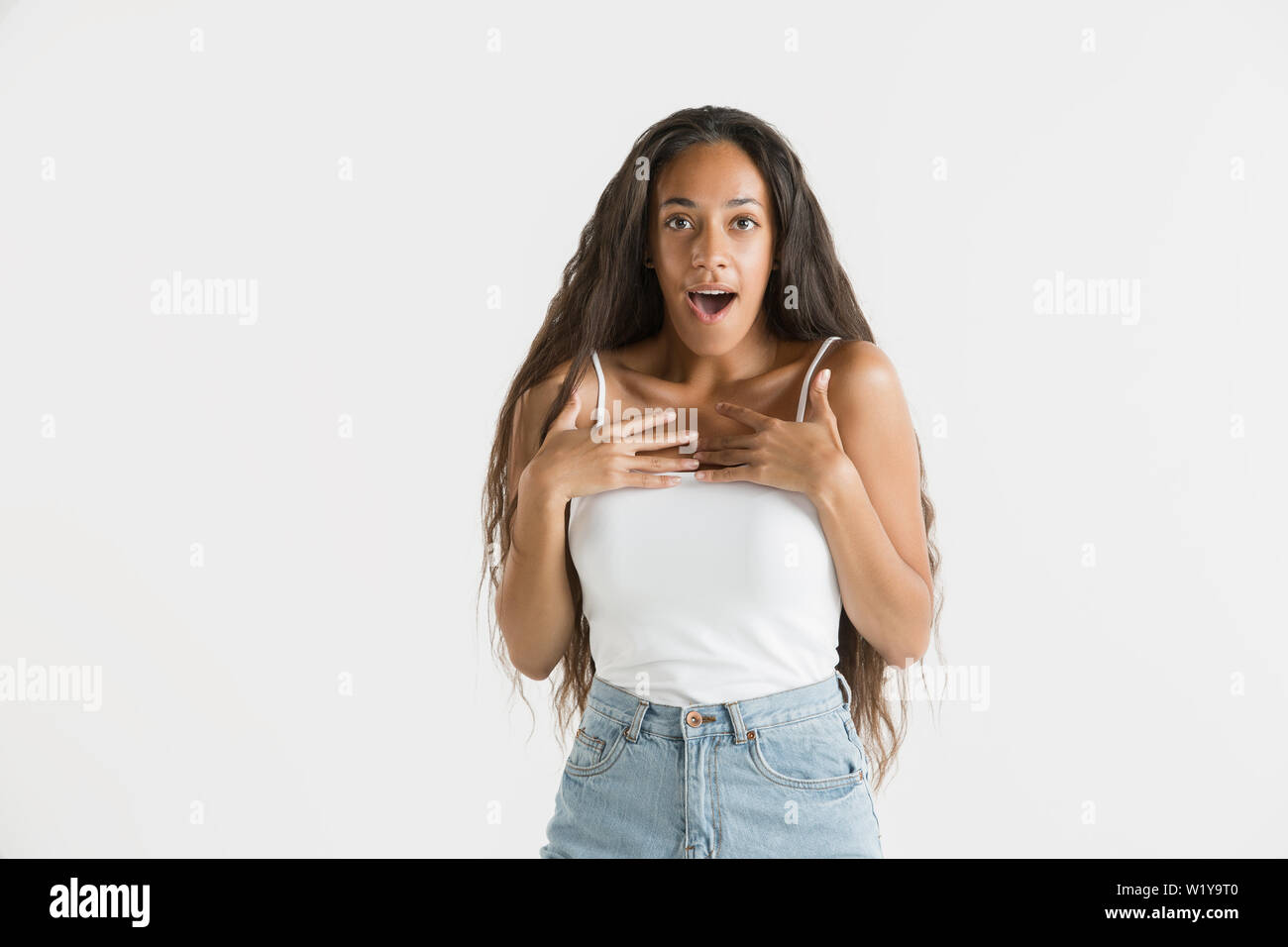 Belle femelle portrait en pied isolé sur fond blanc studio. Les jeunes ...