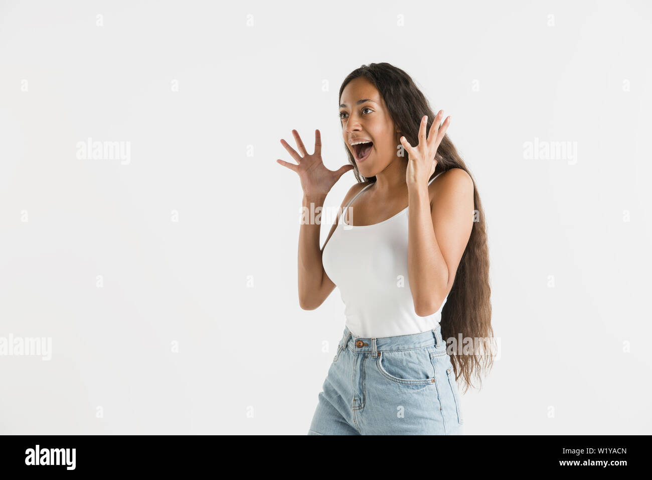 Belle femelle portrait en pied isolé sur fond blanc studio. Les jeunes ...