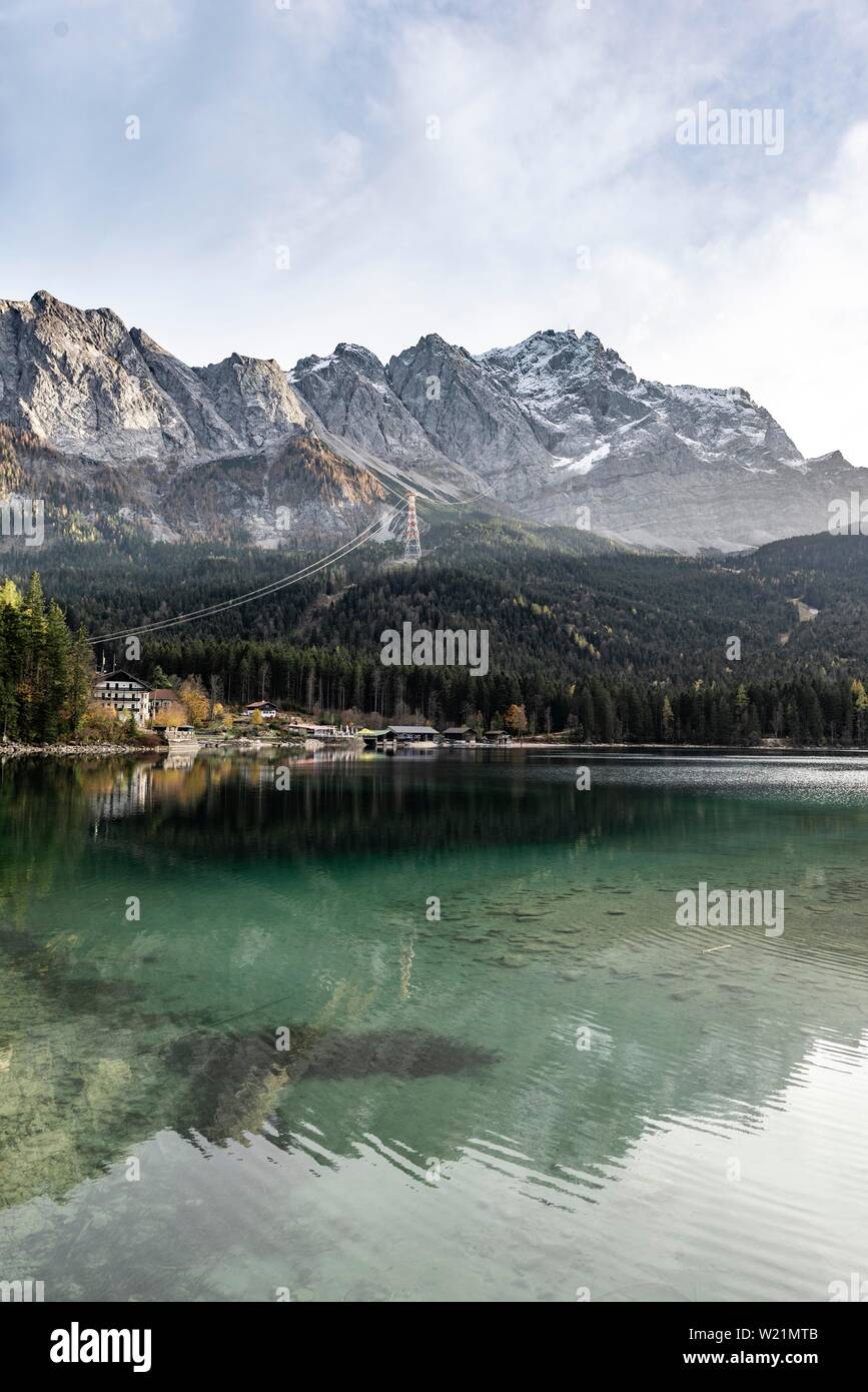 Lac eibsee devant le massif de la zugspitze Banque de photographies et d’images à haute ...