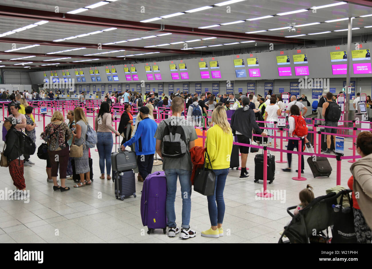 Luton airport inside interior Banque de photographies et d’images à ...
