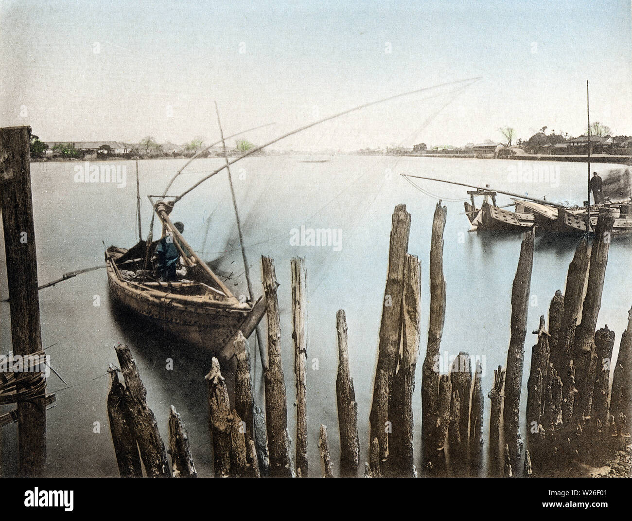 [ 1890 - Japon Rivière Sumidagawa, Tokyo ] - un bateau de pêche sur la ...