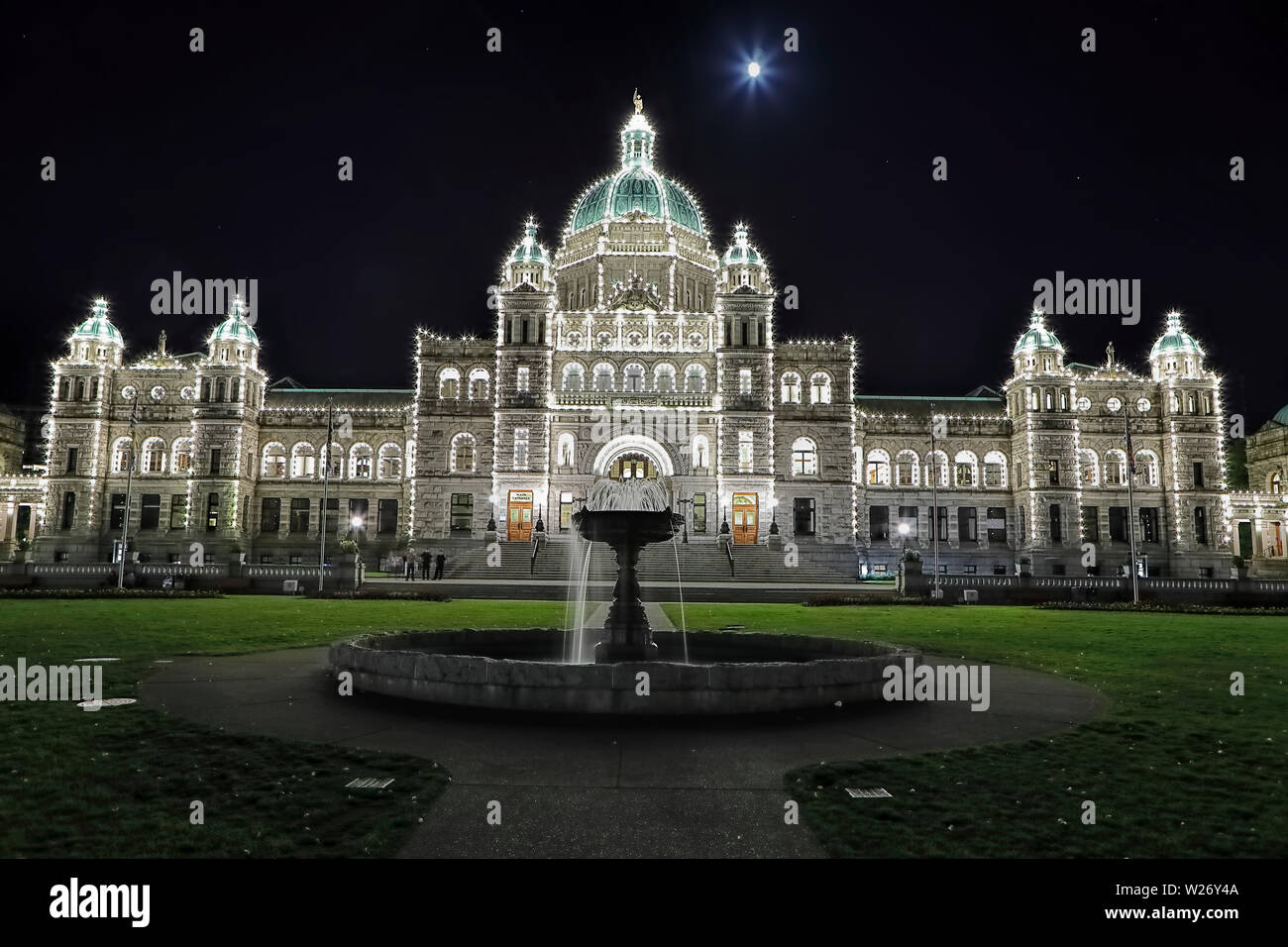 Le bâtiment du parlement toute illuminée la nuit à Victoria, BC, Canada ...