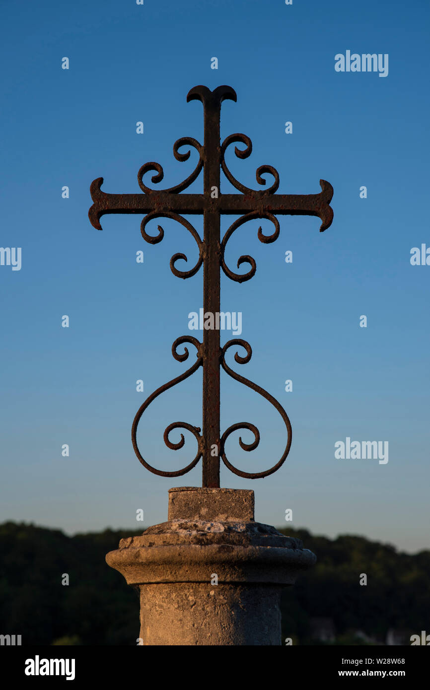 Croix Religieuse Sur Une Tombe Banque d'image et photos - Alamy