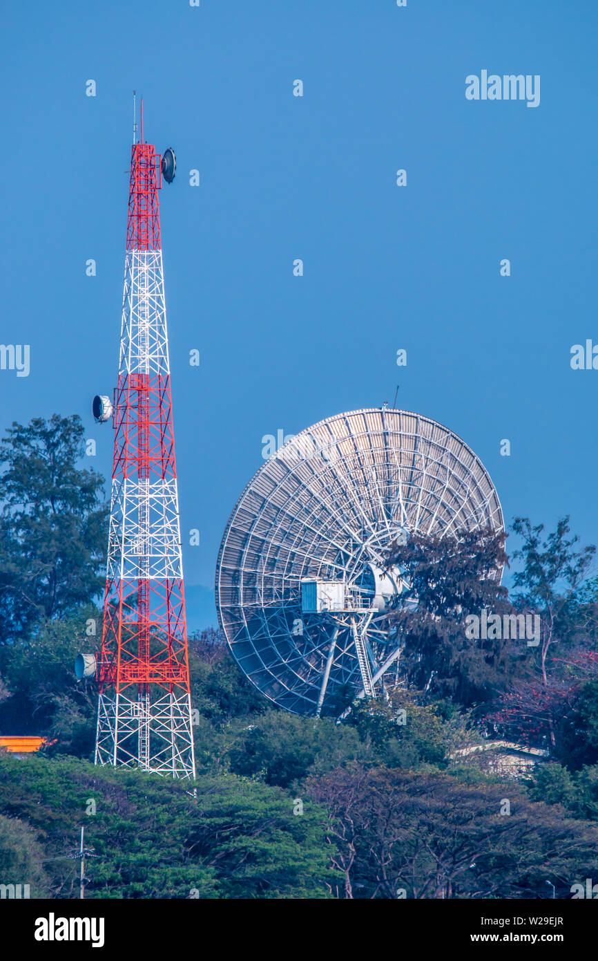 La grande antenne parabolique et pylône sur station au sol Photo Stock ...