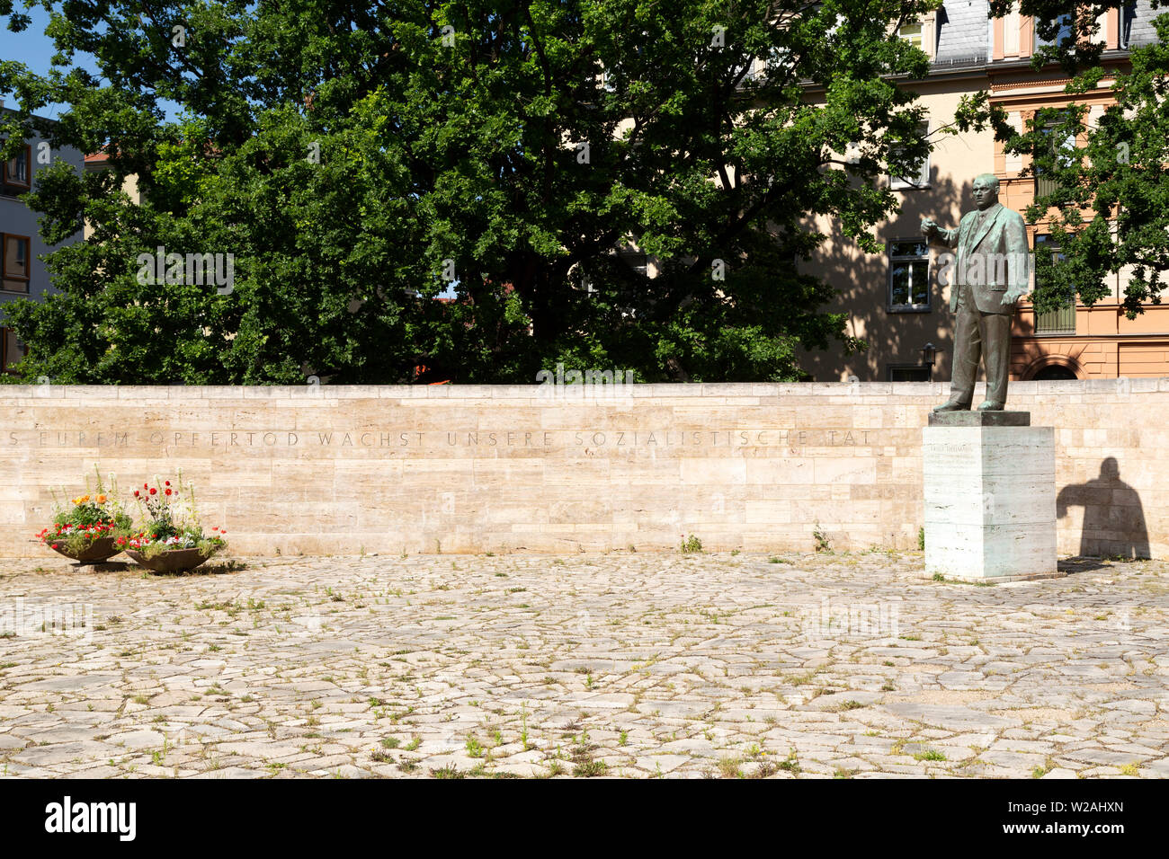 Statue of ernst thalmann Banque de photographies et d’images à haute ...
