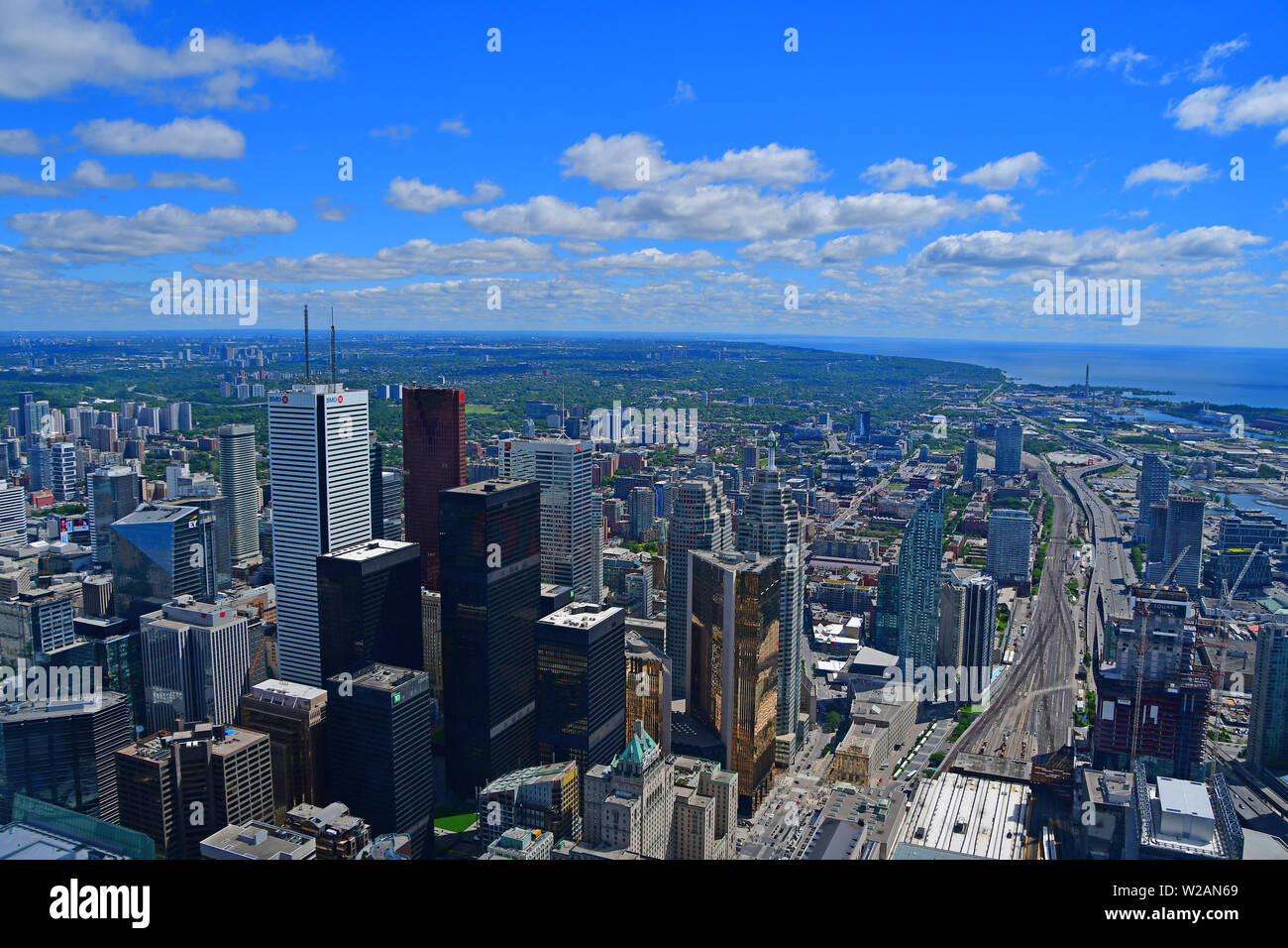 Cn tower toronto skyline blue sky Banque de photographies et d’images à ...