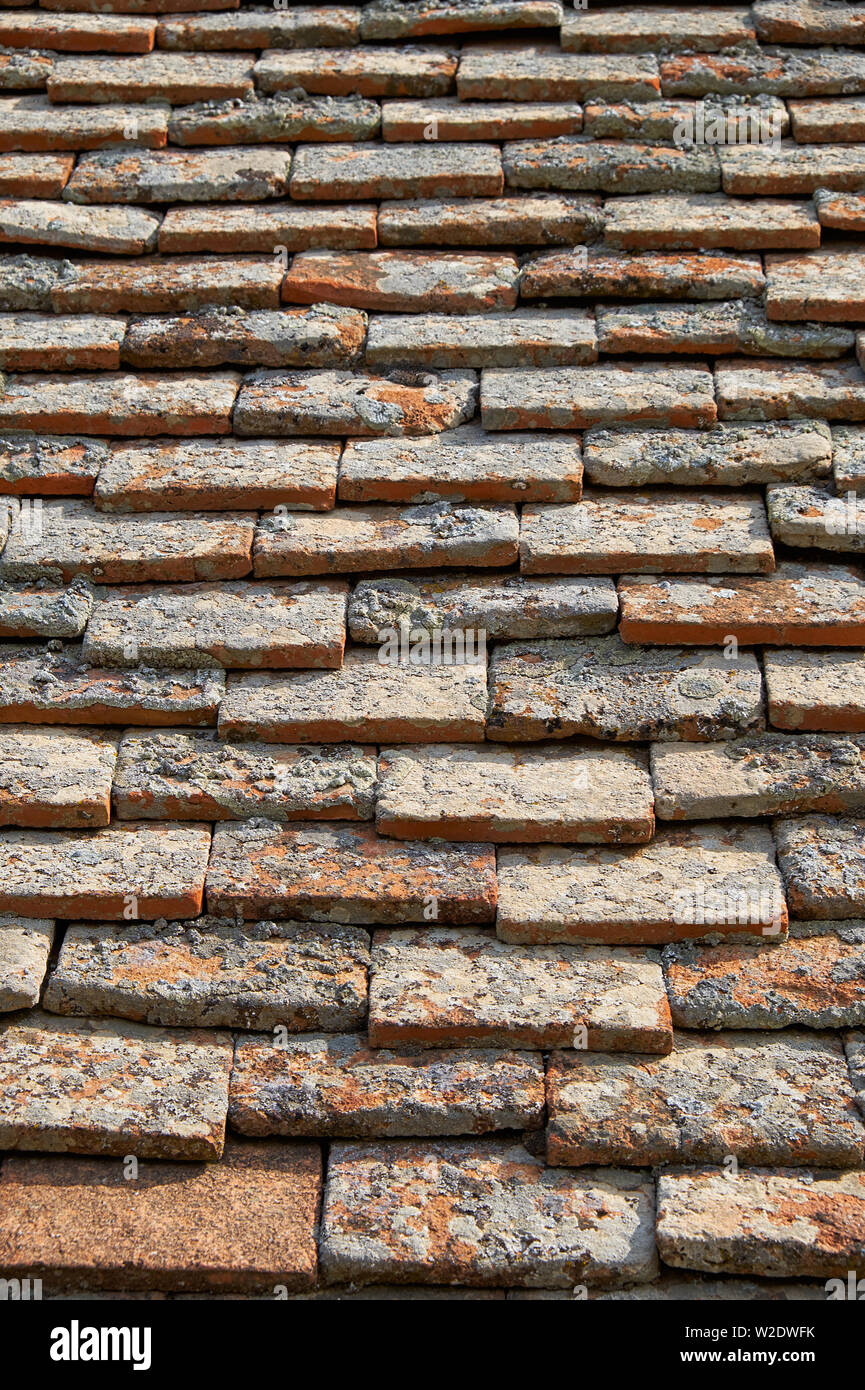 La texture des tuiles en terre cuite. Old weathered tuile de toit ...