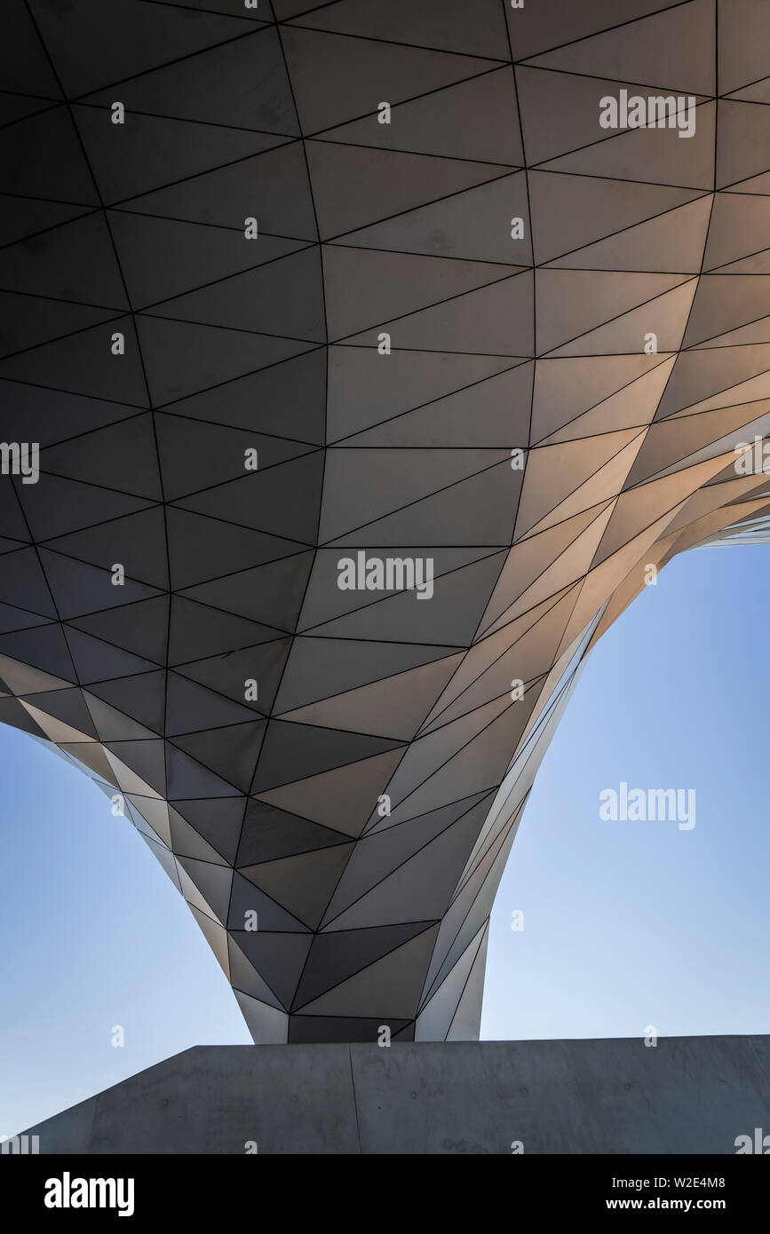 Formes élégantes de la Confluence Museum, un centre des sciences et le ...