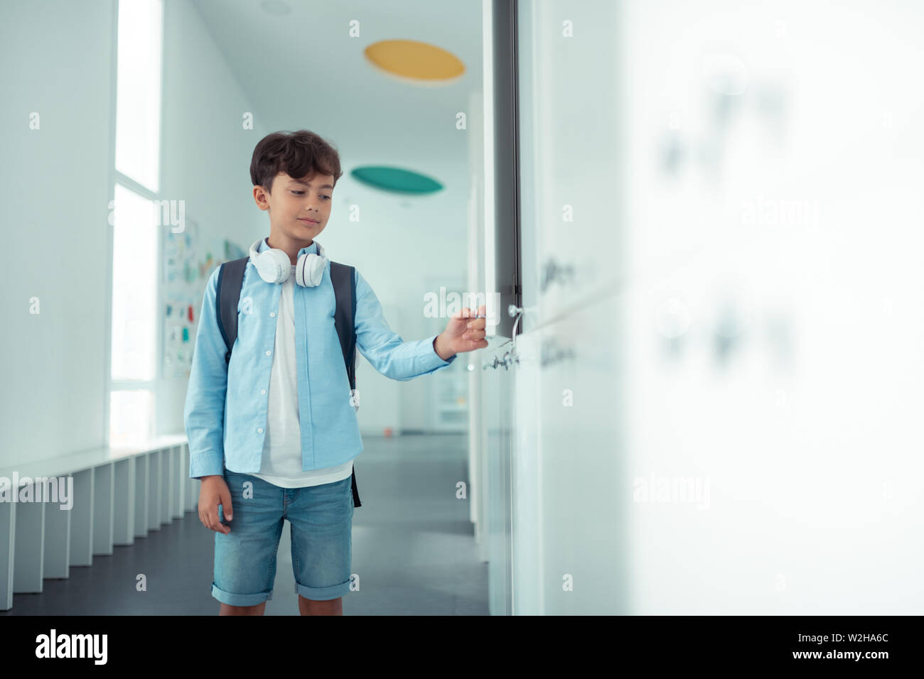 Casier Scolaire Garçon Banque De Photographies Et Dimages à Haute