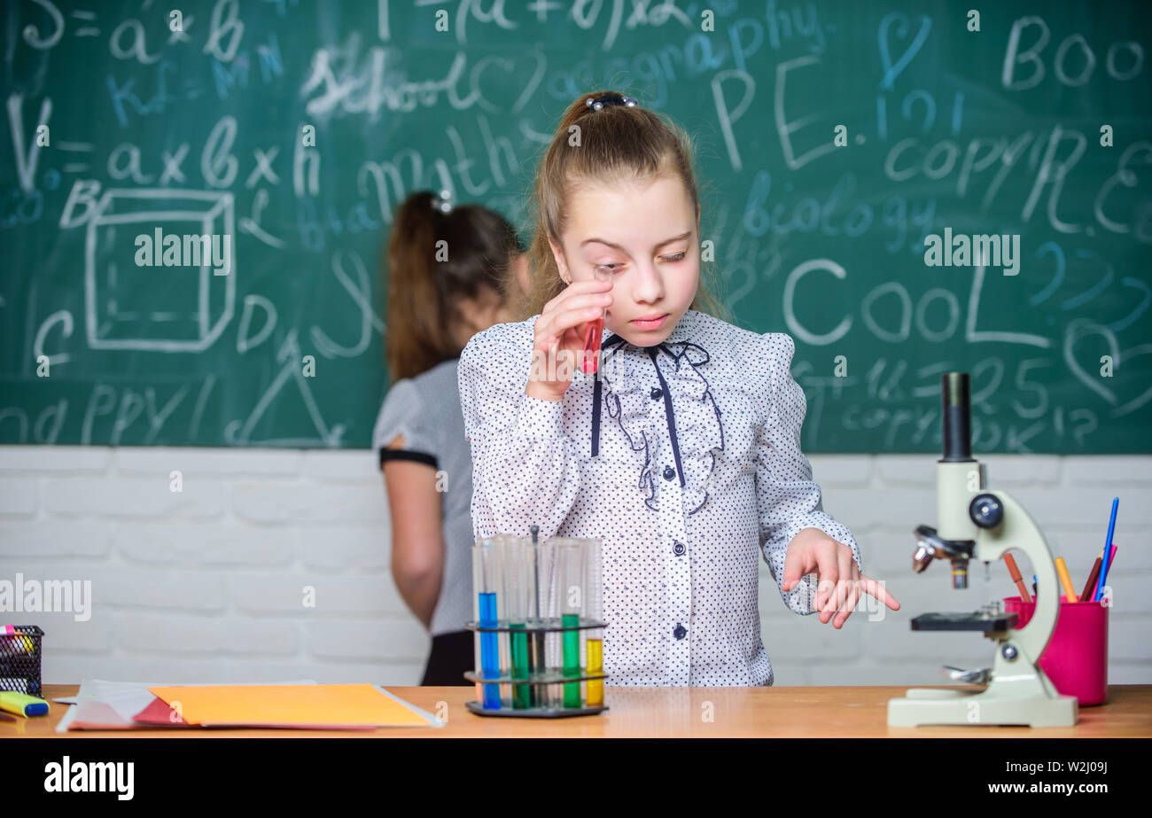 Cours à l'école. La biologie et la chimie des leçons. Observer les ...