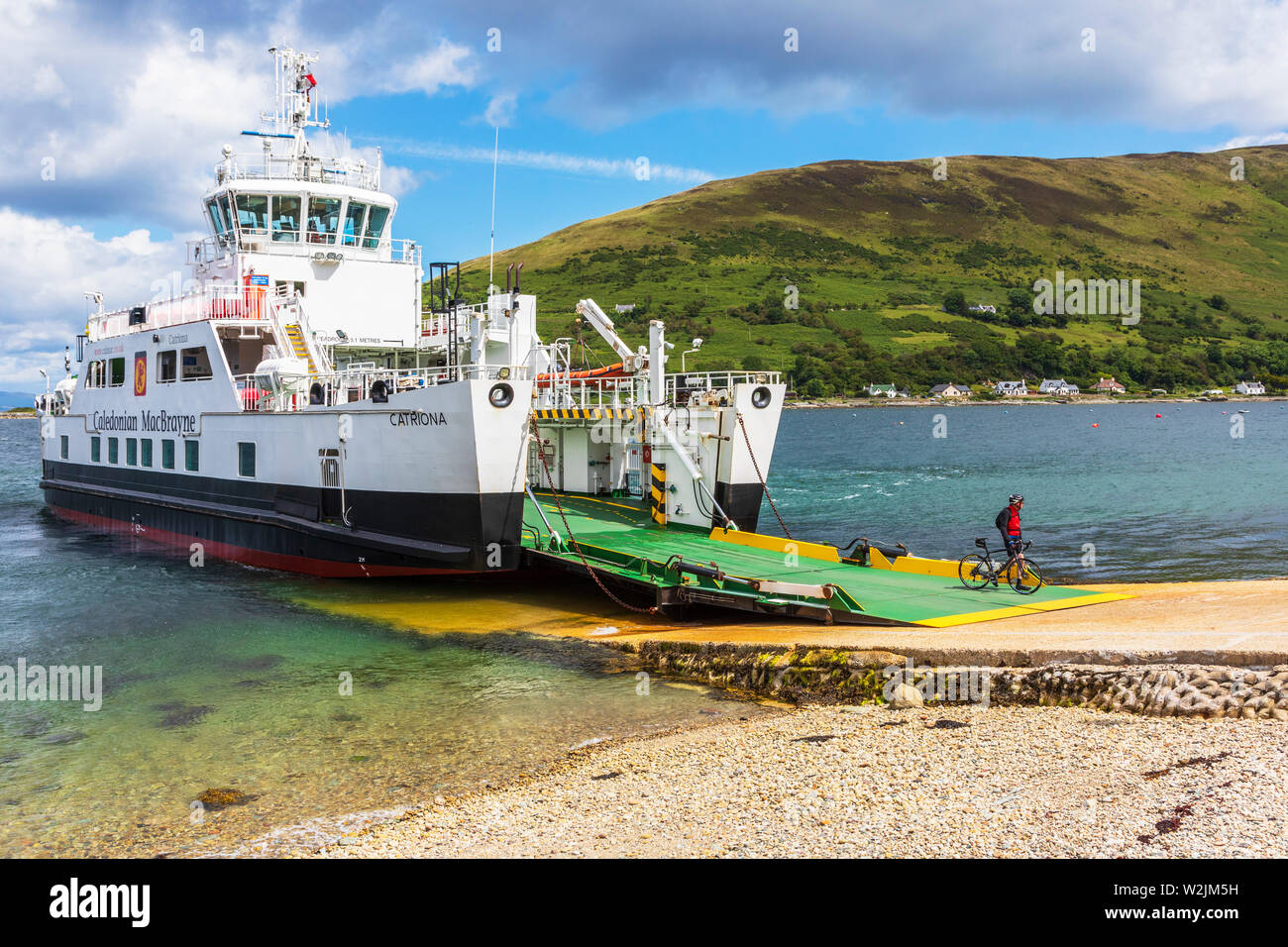 Cycliste du débarquement l'hôtel Caledonian MacBrayne ferry dans la ...