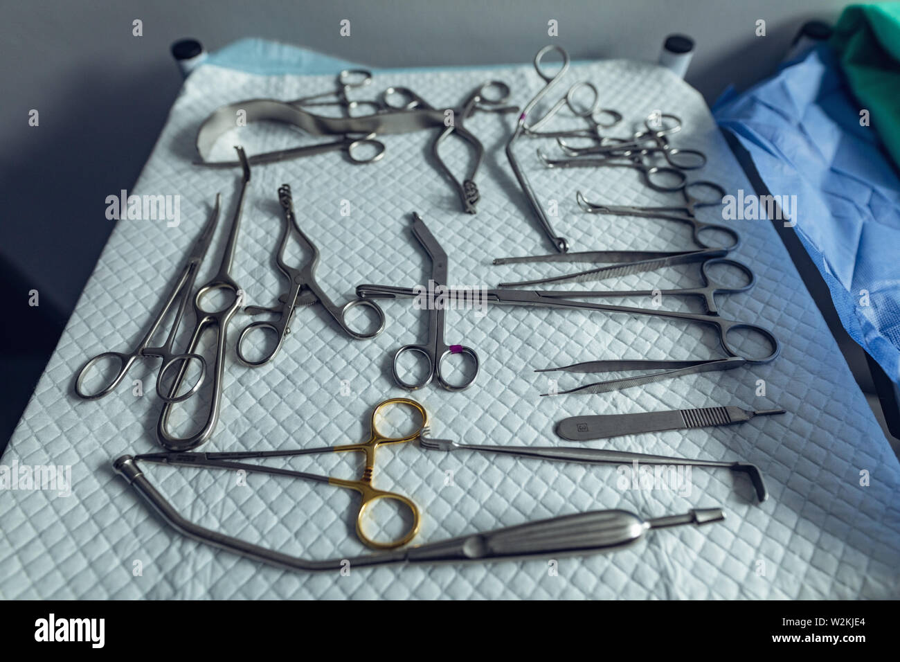 Bloc opératoire table instruments Banque de photographies et d’images à ...