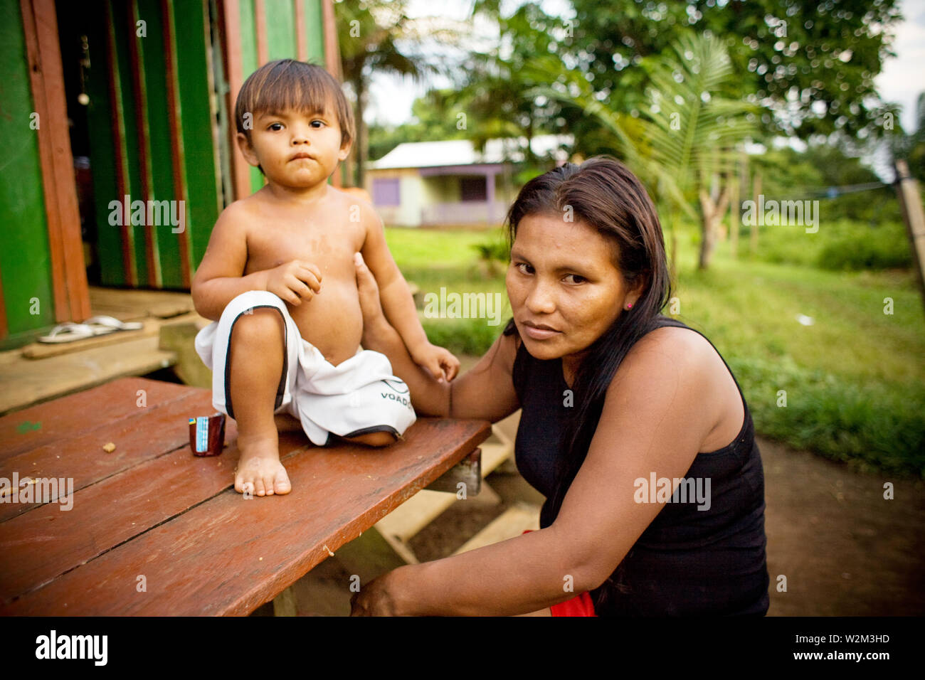 Amazonie Femme Avec Enfant Banque d'image et photos - Alamy