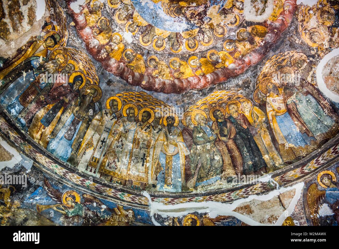 Fresque ancienne avec les figures de saints, fresque au plafond, église ...