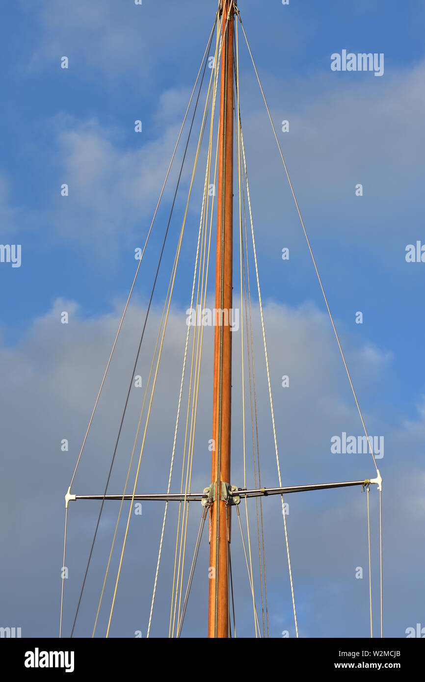 Mât en bois de yacht classique à haubans soutenu par écarteurs et/étai ...