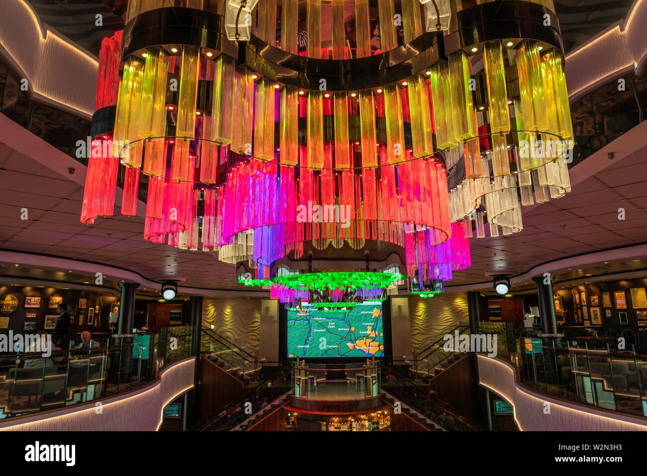 Un grand appareil d'éclairage coloré dans l'atrium de la le navire de ...