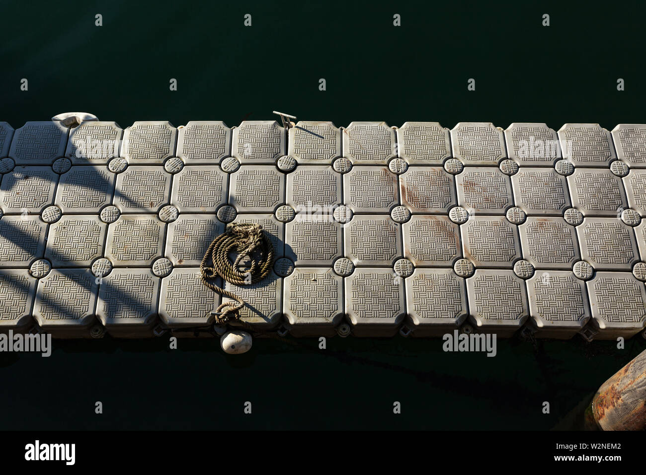 Bateau de ponton Banque de photographies et d’images à haute résolution ...