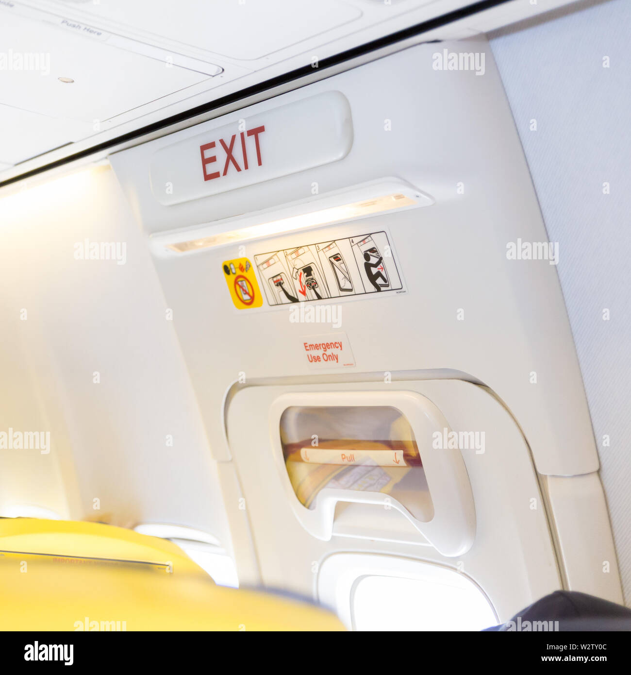 Emergency exit door plane Banque de photographies et d’images à haute ...