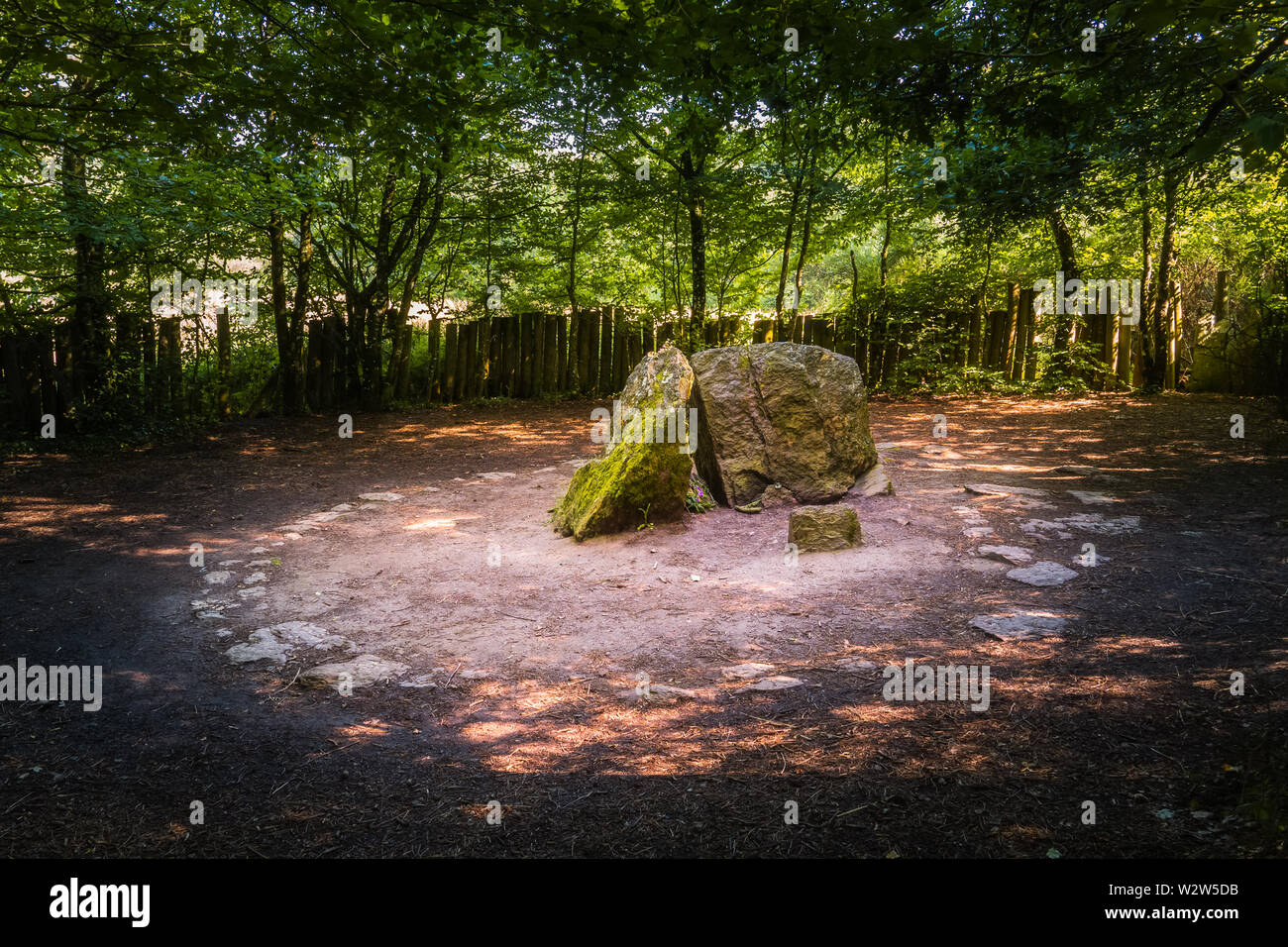 La tombe de Merlin ou tombe ou lieu de sépulture, forêt de Brocéliande ...