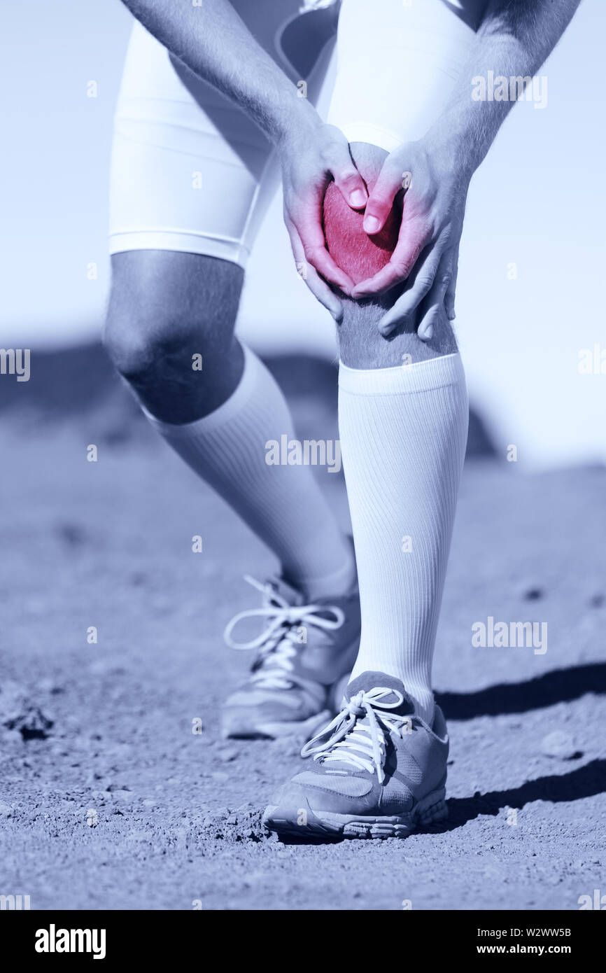 Image en niveaux de gris des jambes d'un sportif d'une blessure au ...