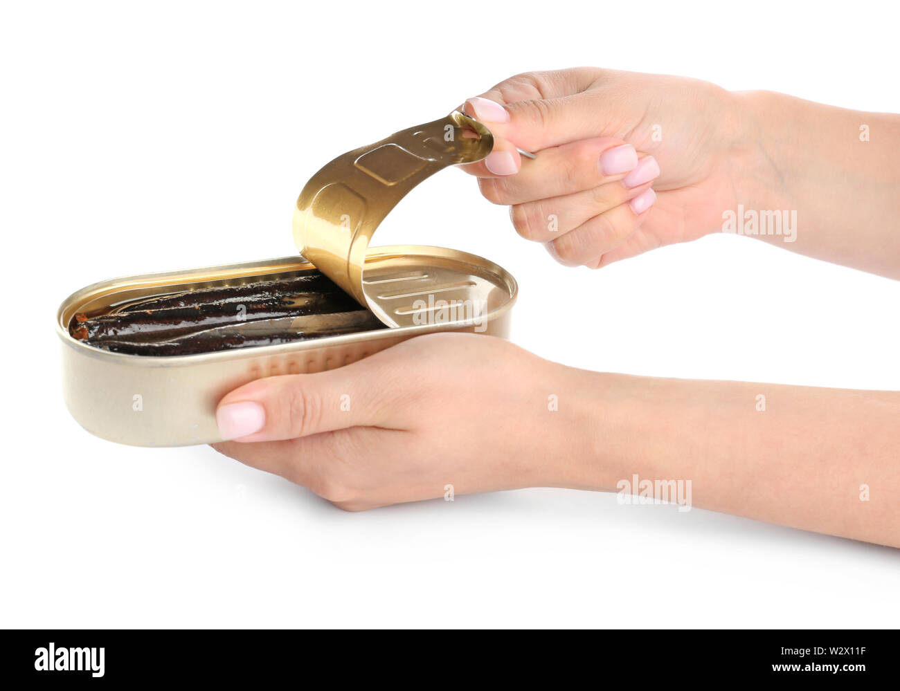 Female hands holding boîte avec anchois dans l'huile sur fond blanc ...