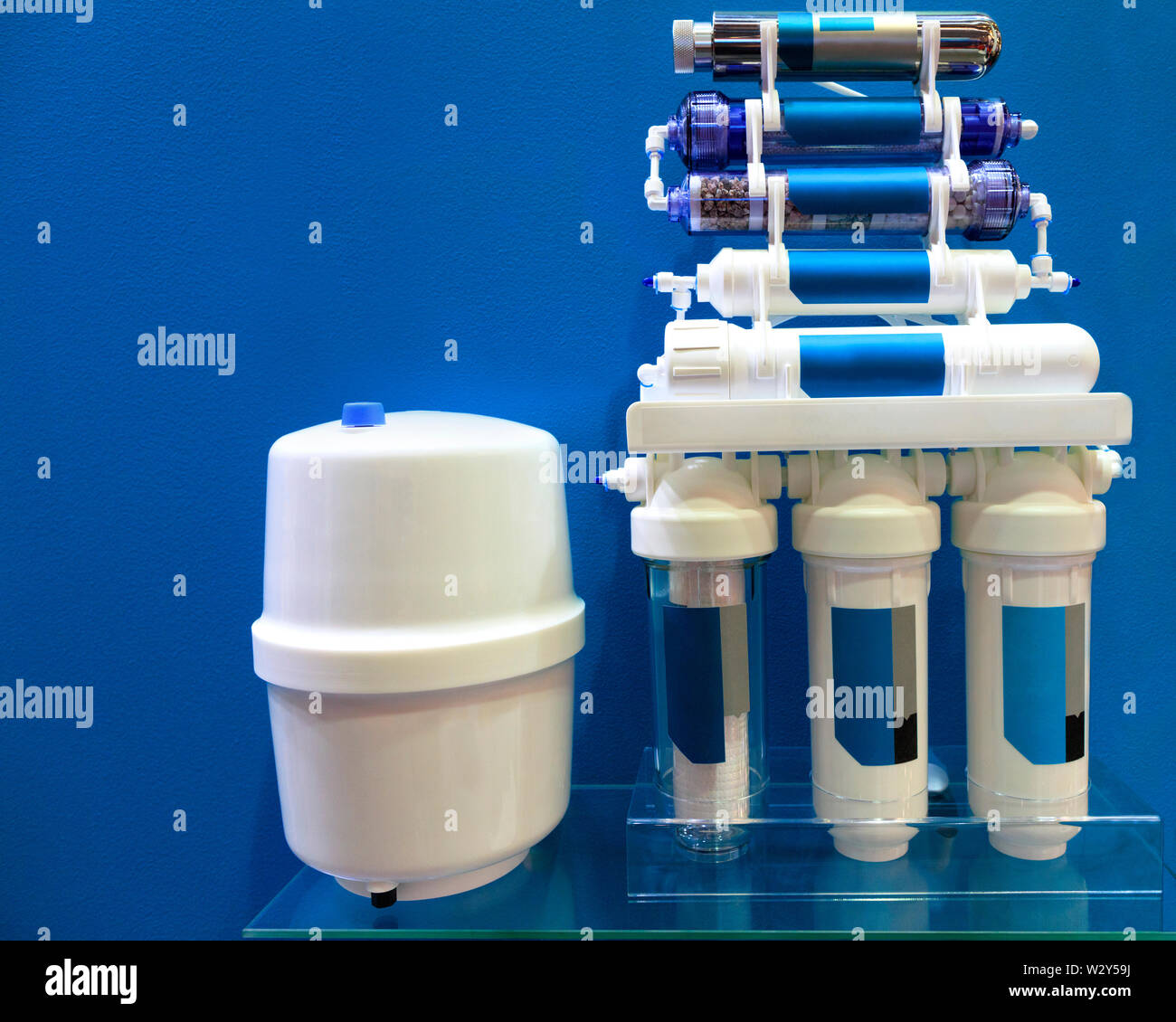 Le concept de système de purification de l'eau. Filtre à osmose inverse ...
