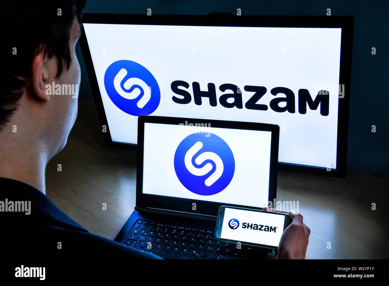 Shazam logo Banque de photographies et d’images à haute résolution - Alamy