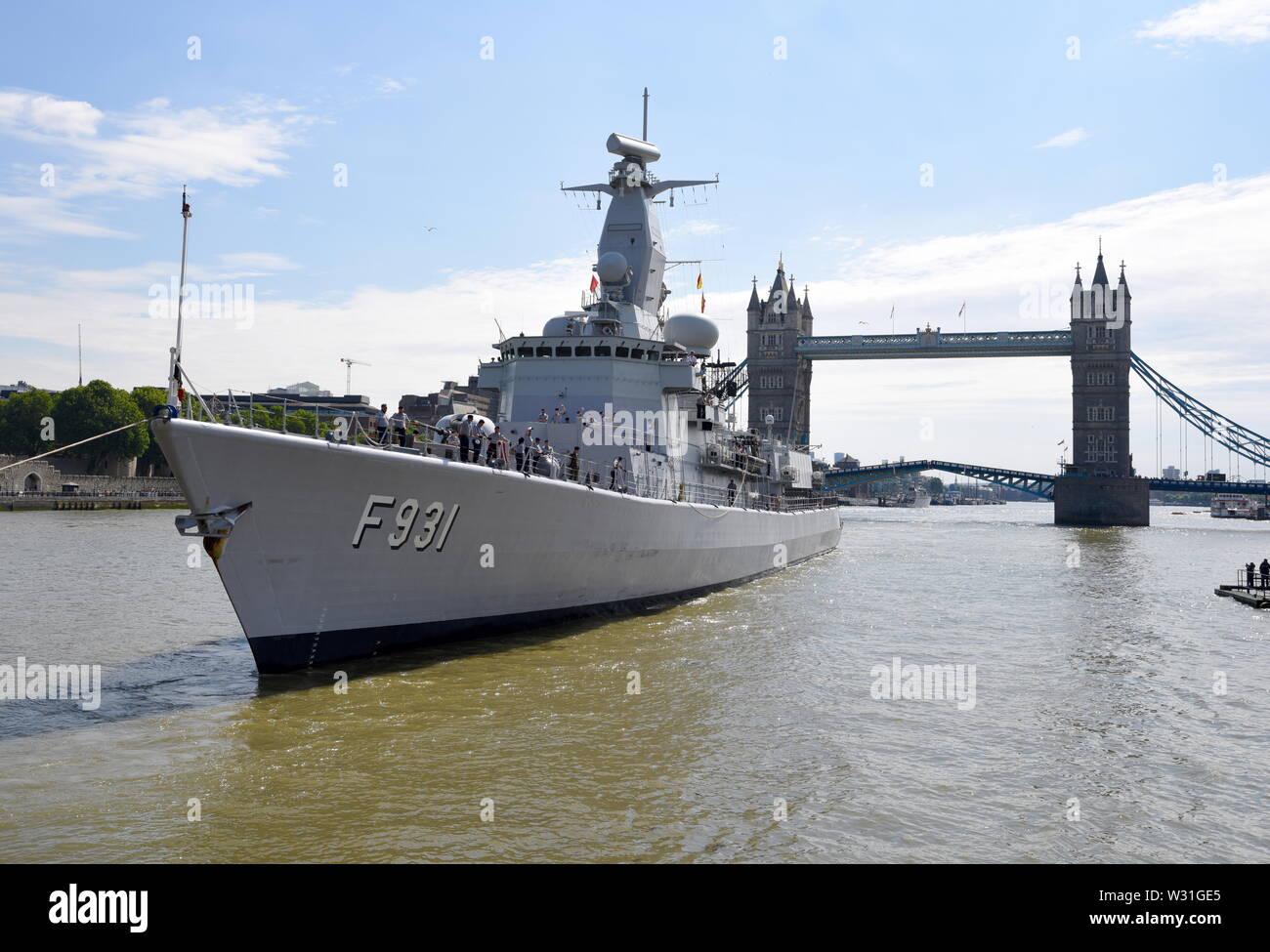 La frégate belge BNS Louise-Marie naviguant par Tower Bridge, le Pool ...