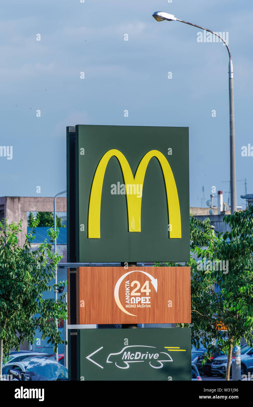 Mcdrive sign with mcdonalds logo Banque de photographies et d’images à ...