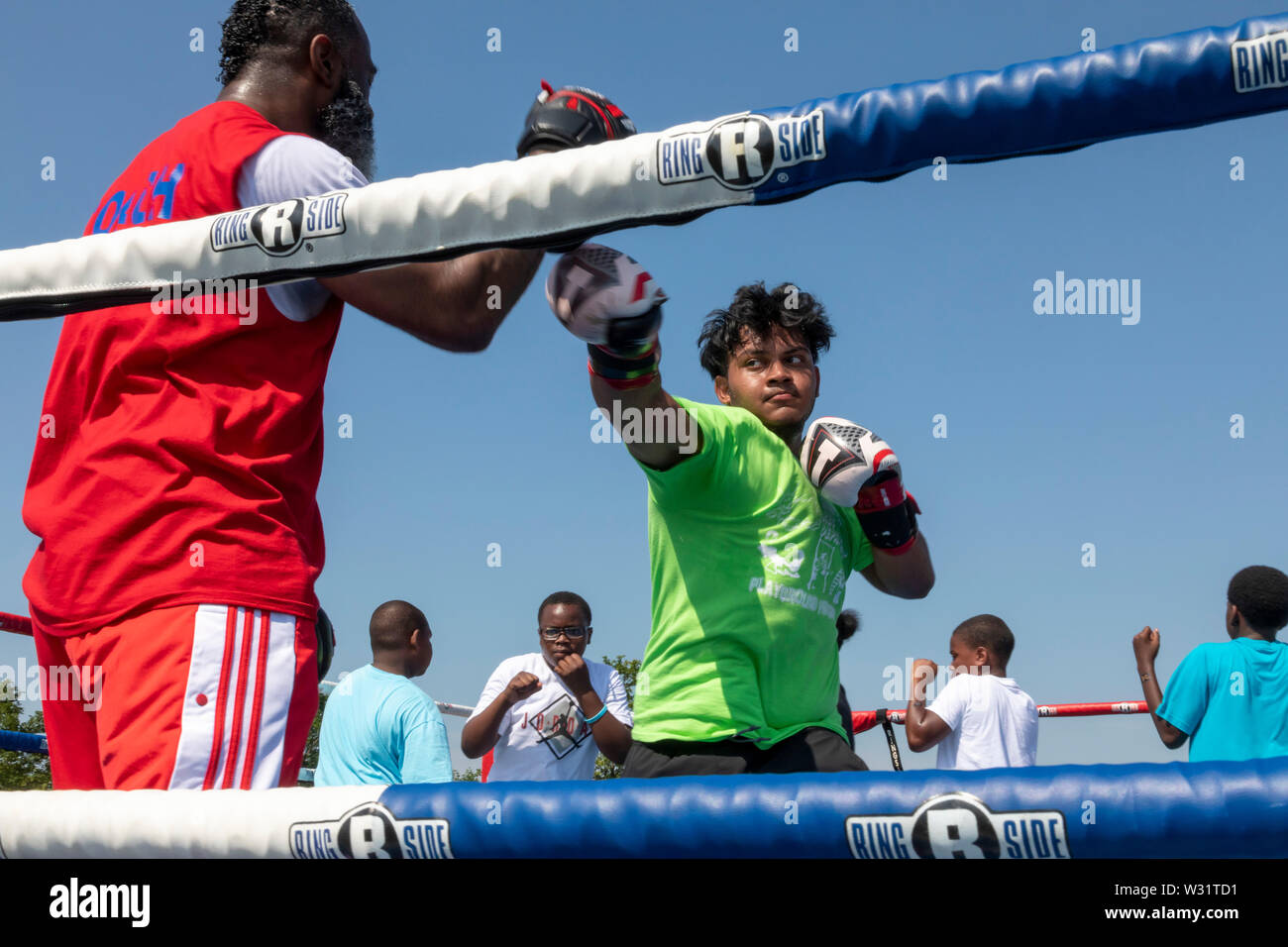 Jeune ado boxer Banque de photographies et d’images à haute résolution ...