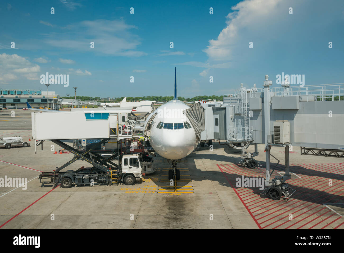 Chargement dans l'avion en vol avant l'aéroport. Les conteneurs à ...