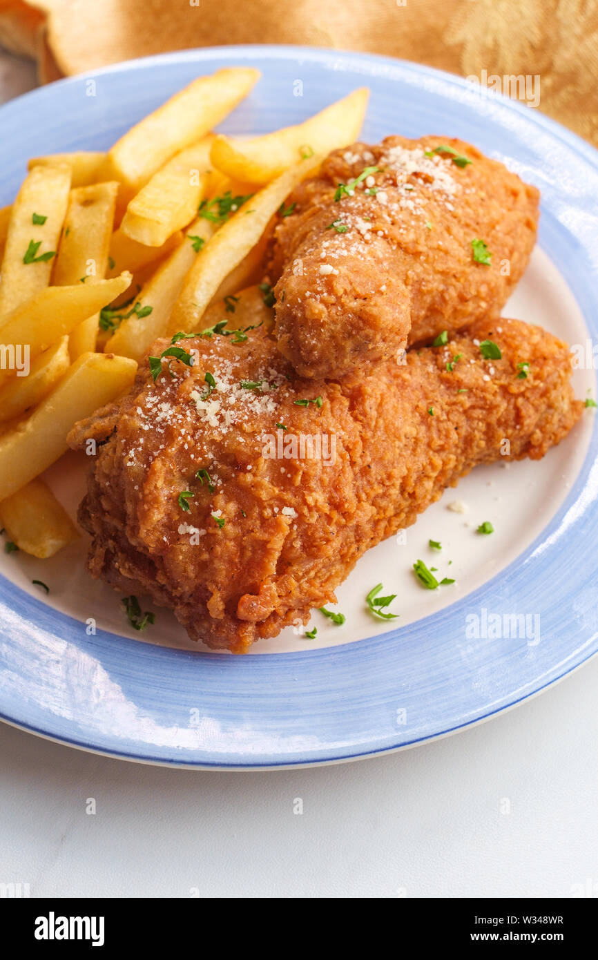 Cuisine du sud et les pilons de poulet frit avec du steak frites Photo ...