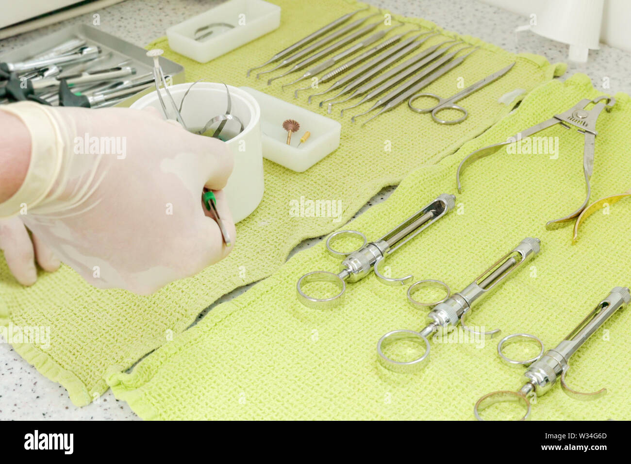 Préparation des instruments chirurgicaux. Instruments dentaires sont ...