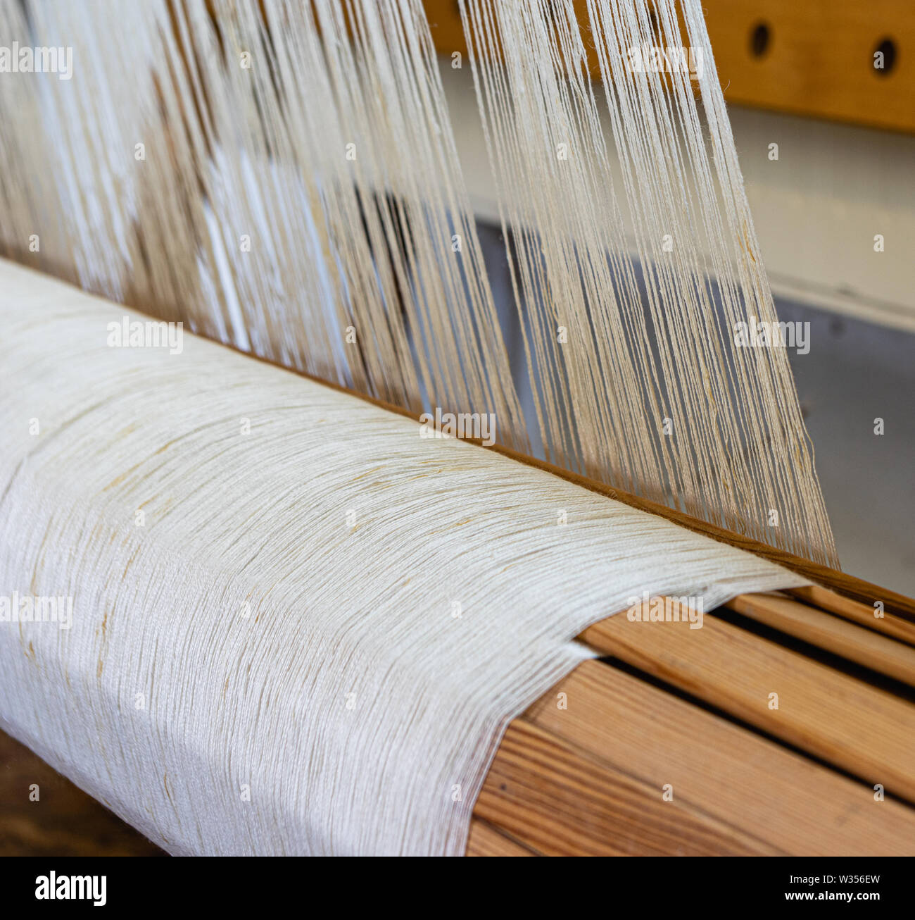 Fil enroulé sur la poutre de la courbure d'une main en bois à tisser ...