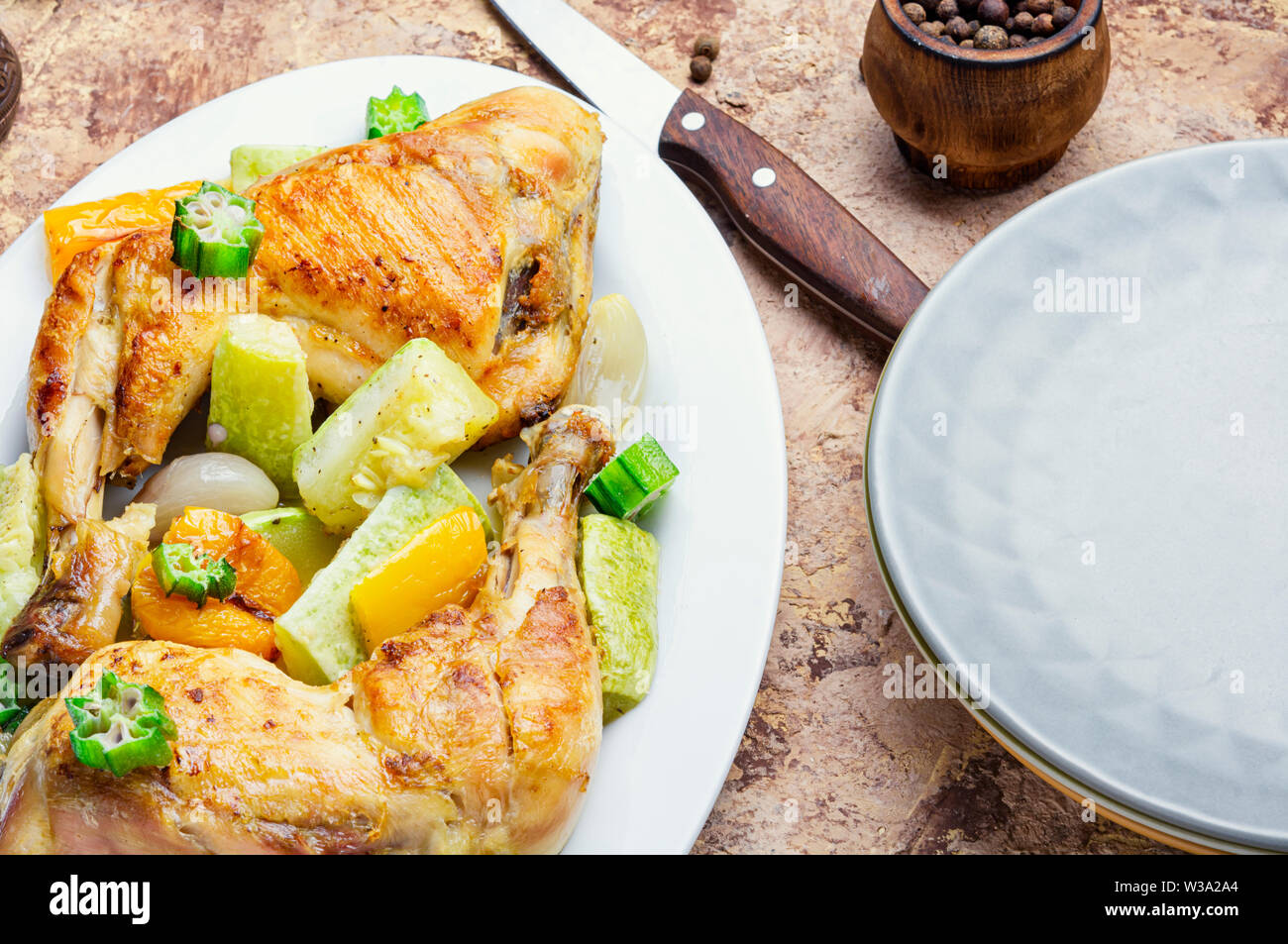Poulet avec légumes.haut de cuisses de poulet cuite au four avec la ...