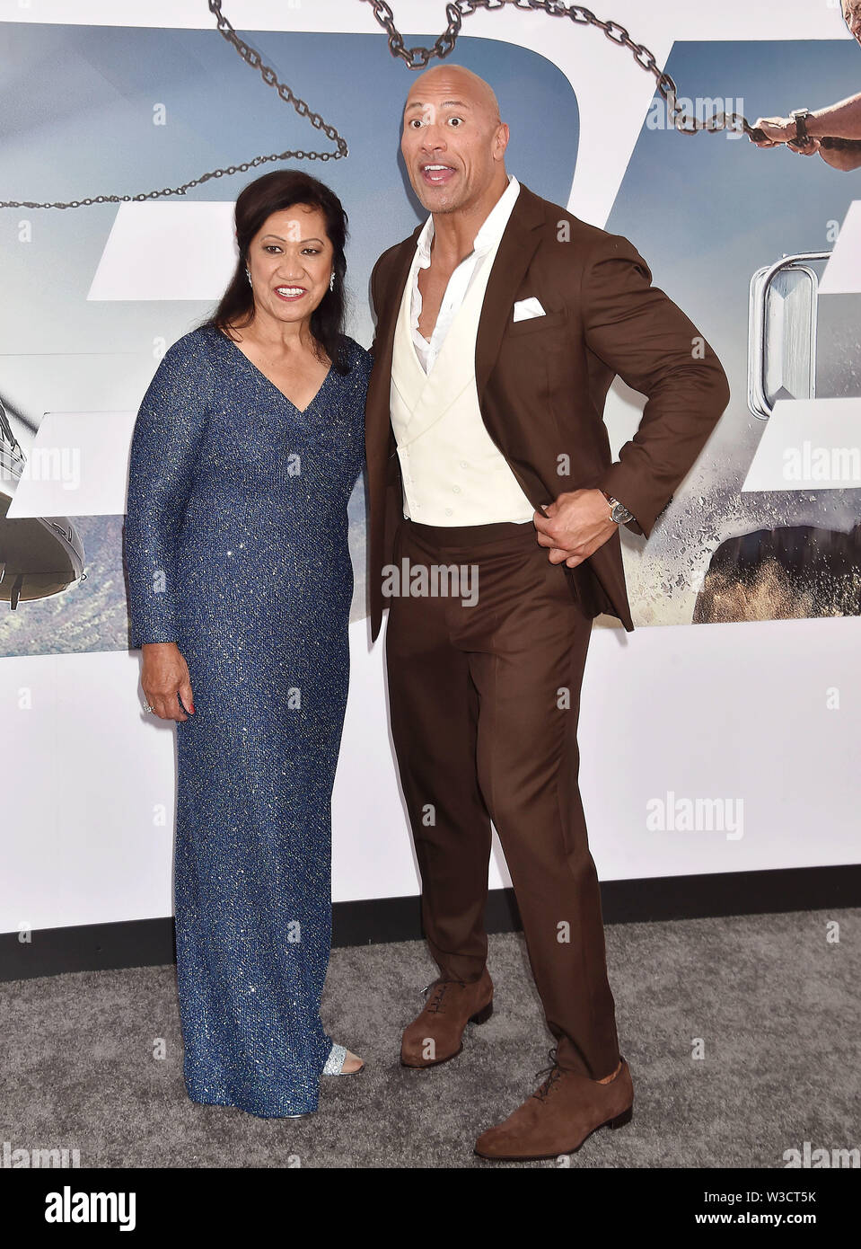 Dwayne johnson et maman ata johnson Banque de photographies et d’images ...