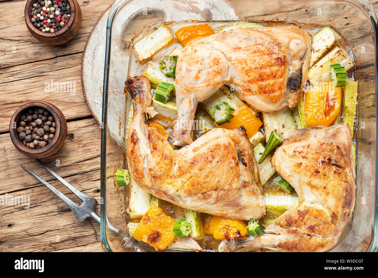 Poulet avec légumes.haut de cuisses de poulet cuite au four avec la ...