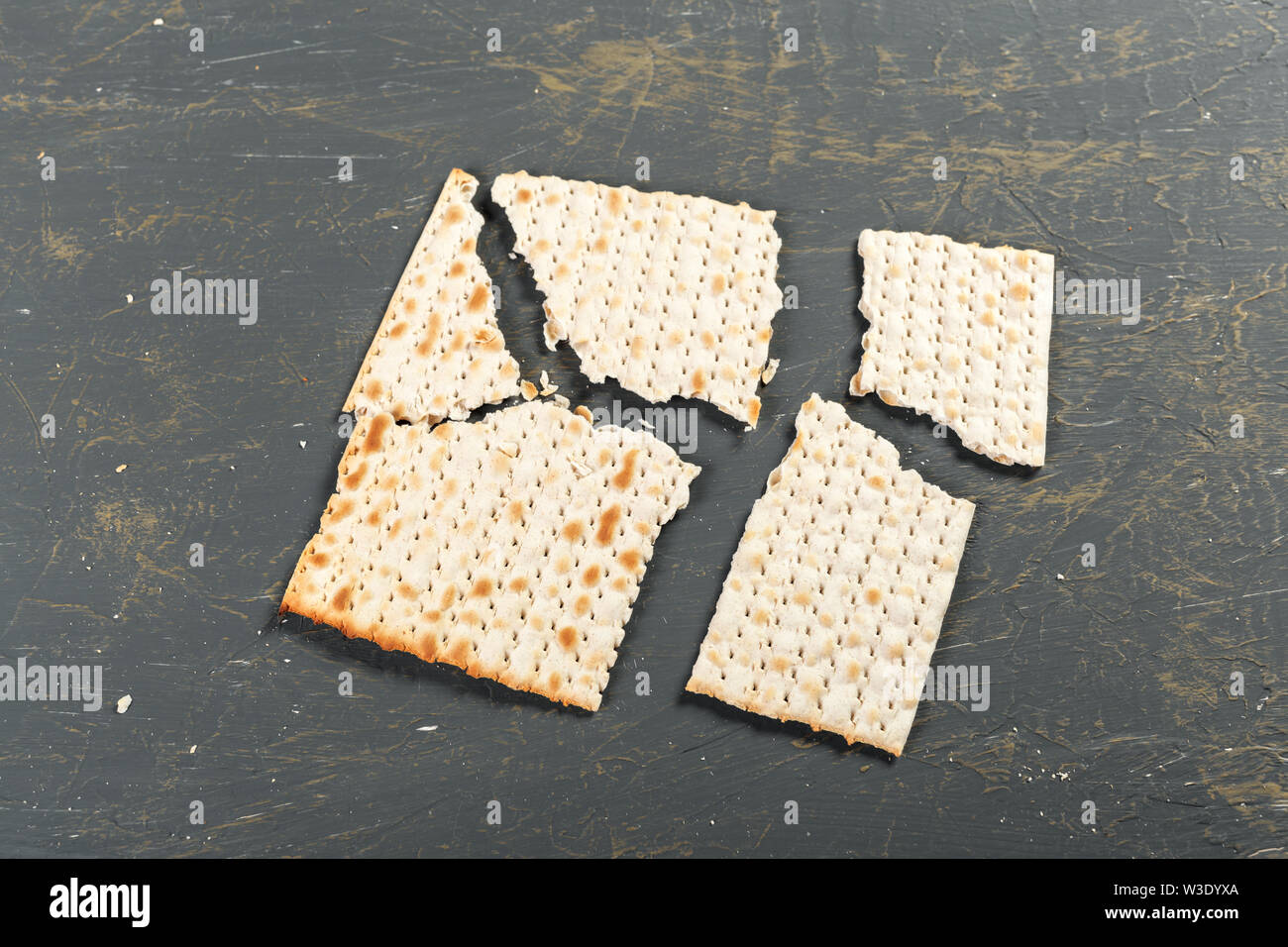 Le pain azyme de la Pâque traditionnelle juive Photo Stock - Alamy