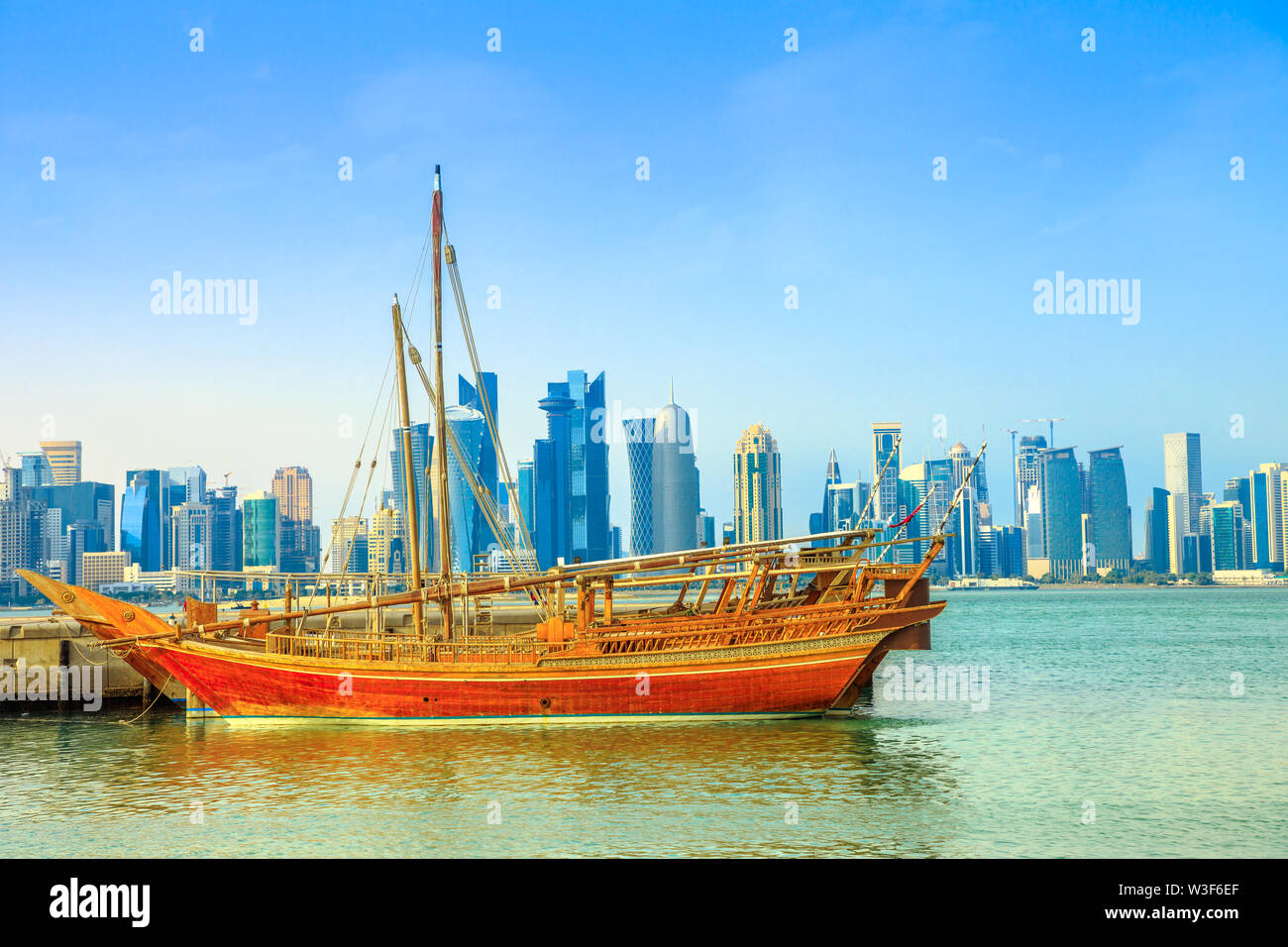 En dhow traditionnel en bois en premier plan avec front de mer de la ...
