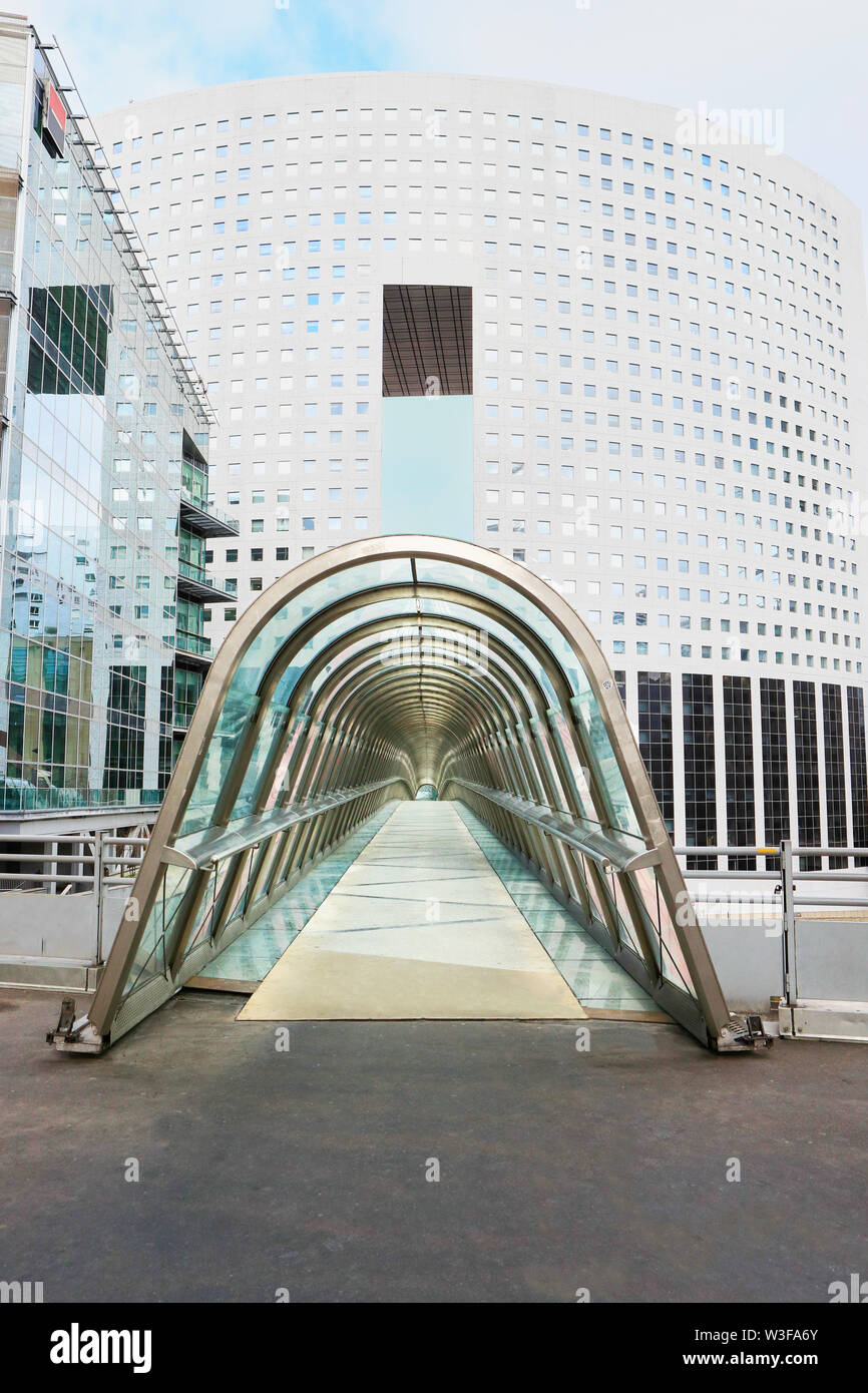 Pedestrian Japan Bridge La Défense Banque d'image et photos - Alamy
