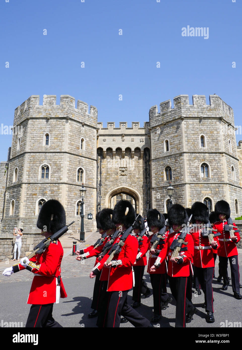 Relève de la garde au château de Windsor, le Queens, le château de ... Relève de la garde au château de Windsor, le Queens, le château de ...